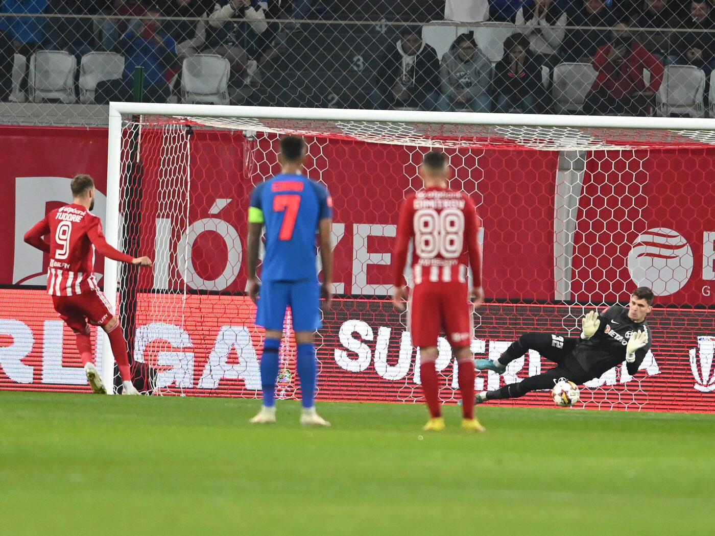 Cum să nu bați un penalty! Alexandru Tudorie, execuție execrabilă