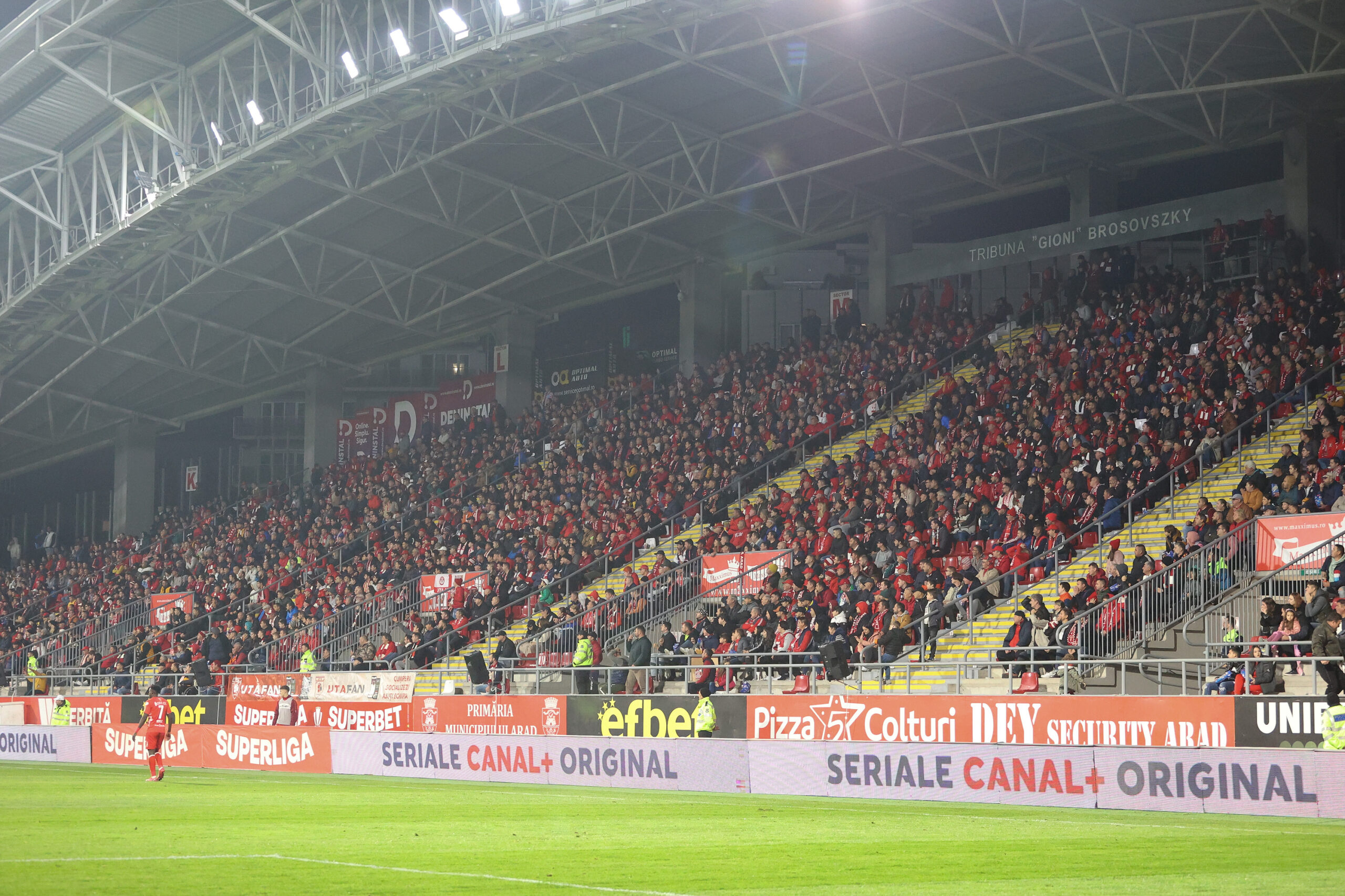 Stadionul din Arad inghite 2.6 milioane de euro la doi ani de la inaugurare