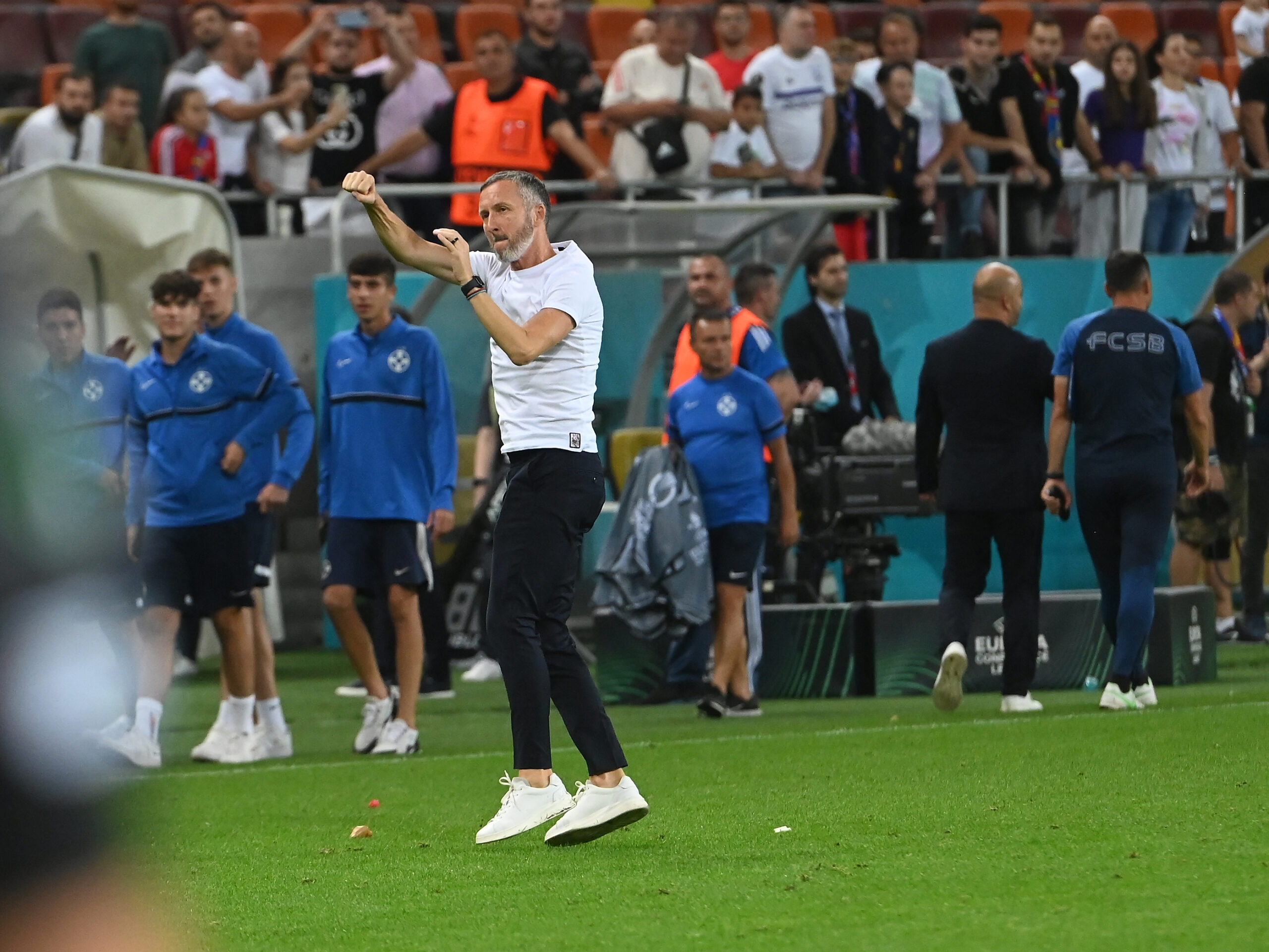 Imagini fabuloase cu Meme Stoica! Oficialul de la FCSB a început să ...