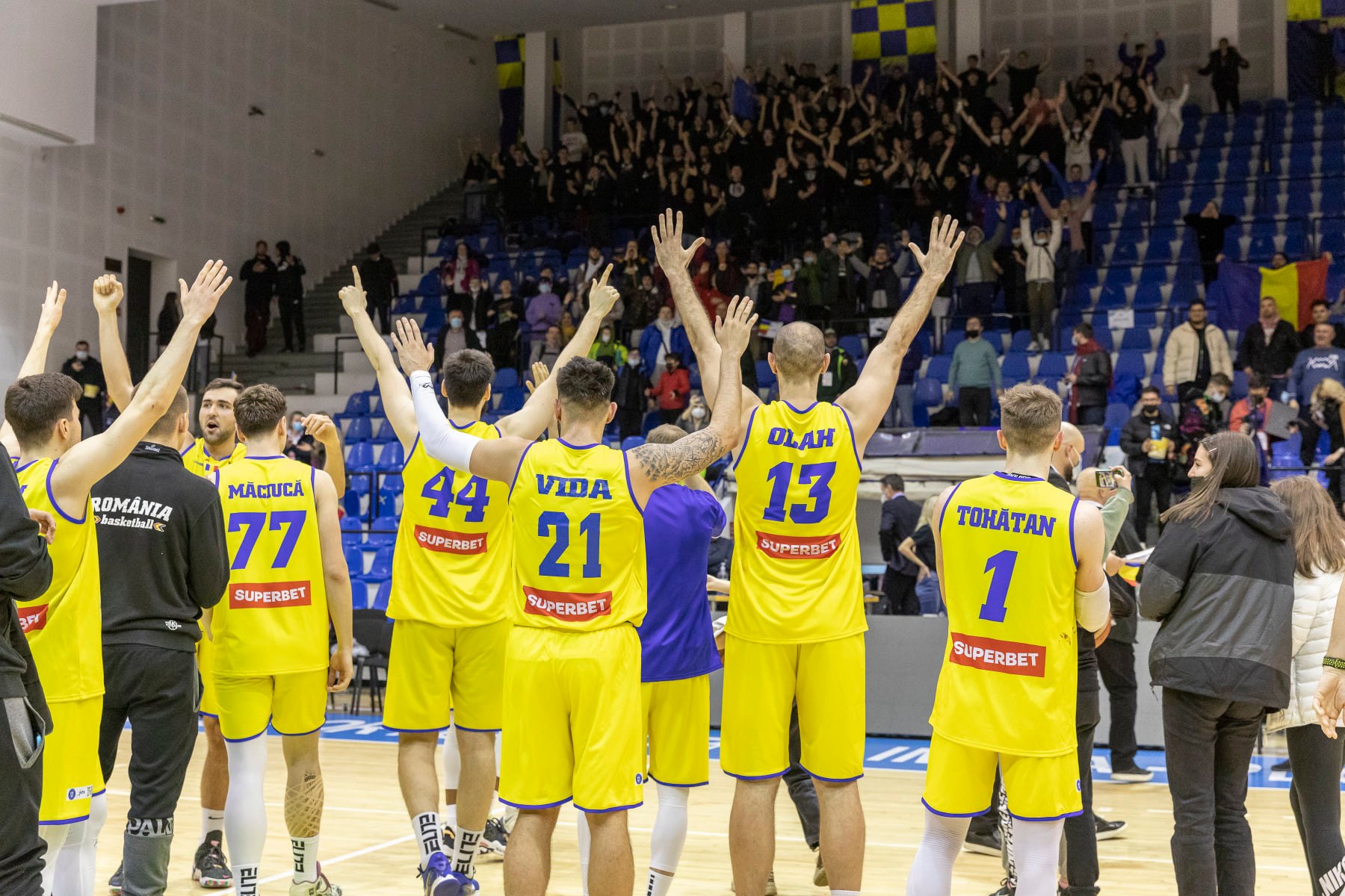 Cu cine joacă România la baschet masculin?