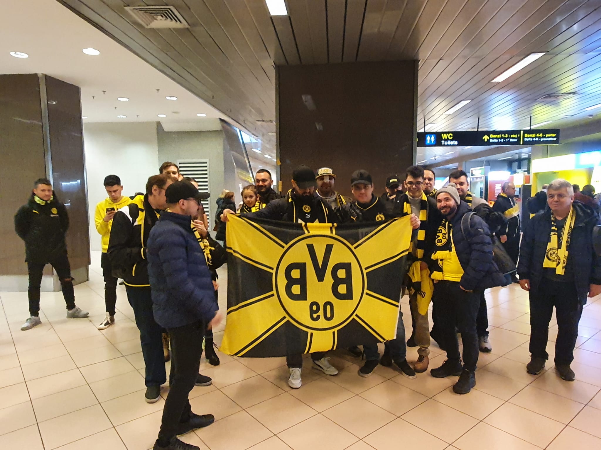 Borussia Dortmund a ajuns la București! Fanii s-au înghesuit pentru poze