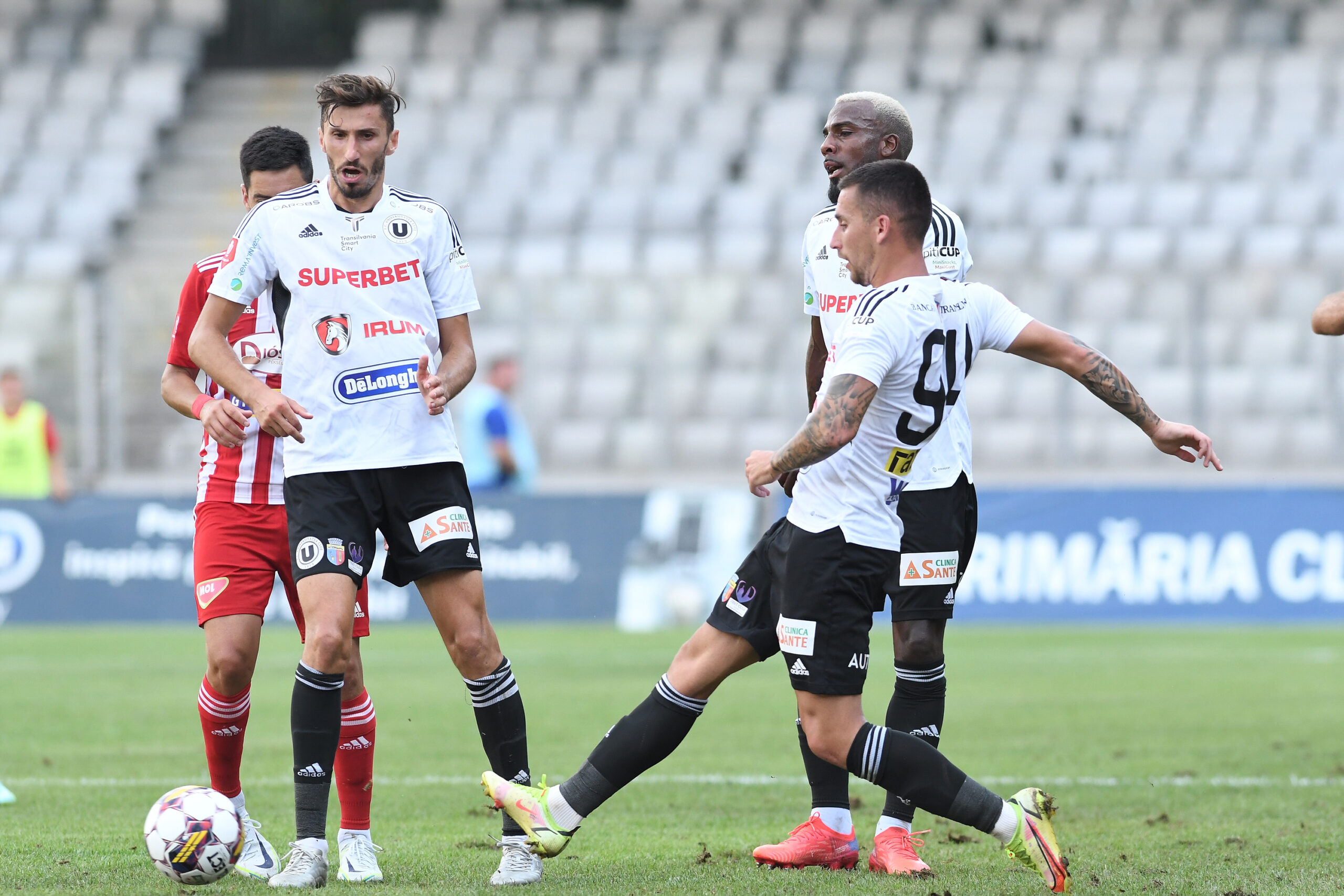 Universitatea Cluj l-a prezentat oficial pe Ioan Ovidiu Sabău ca antrenor