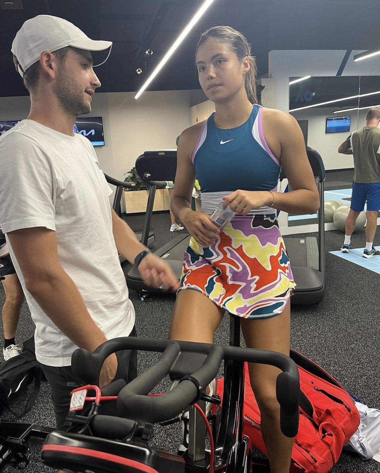 Îmbrăcate la fel, victorii la indigo! Emma Răducanu și Bianca Andreescu ...