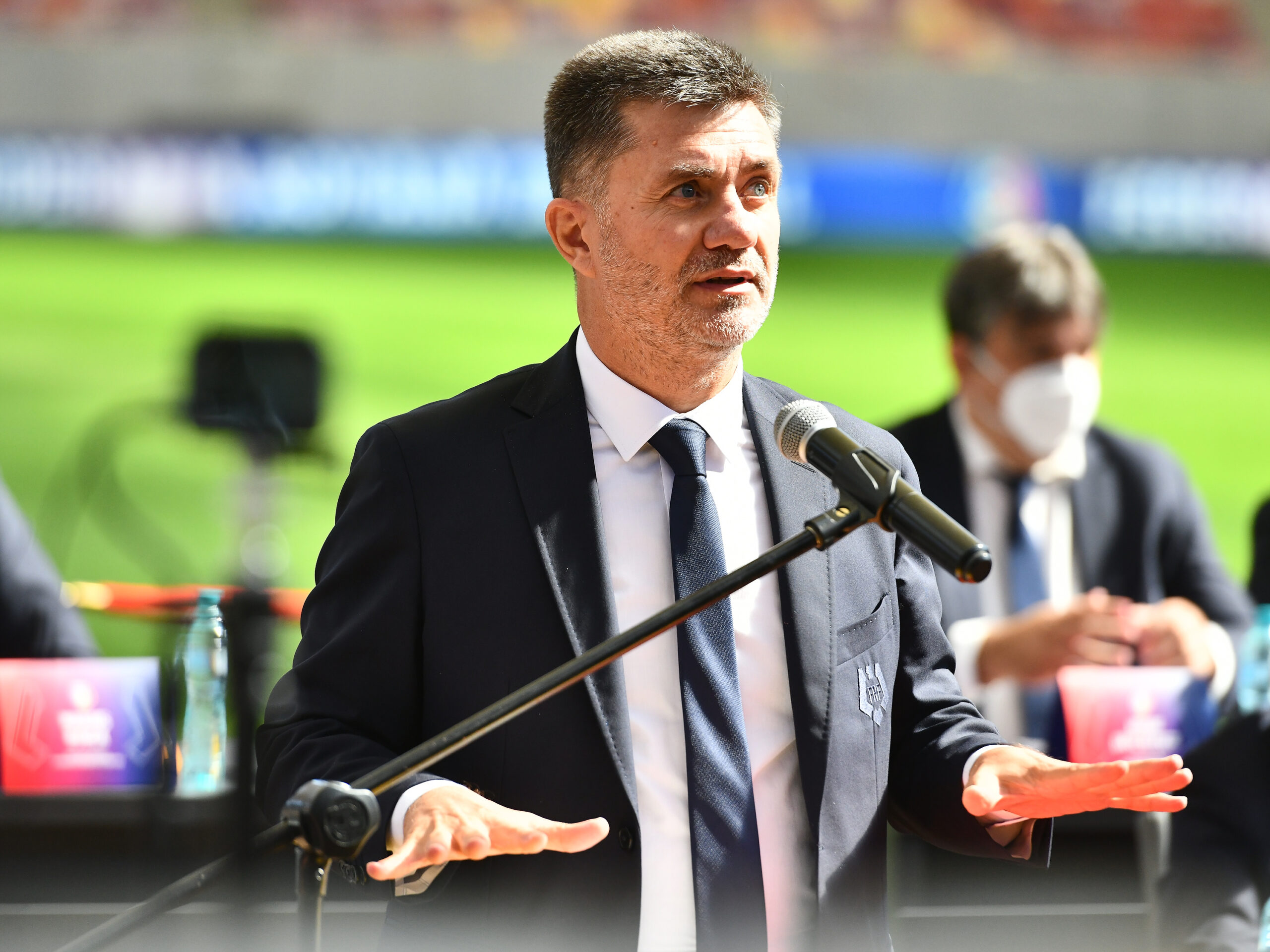 Lucian Burchel, dat afară din fruntea Școlii de Antrenori?!