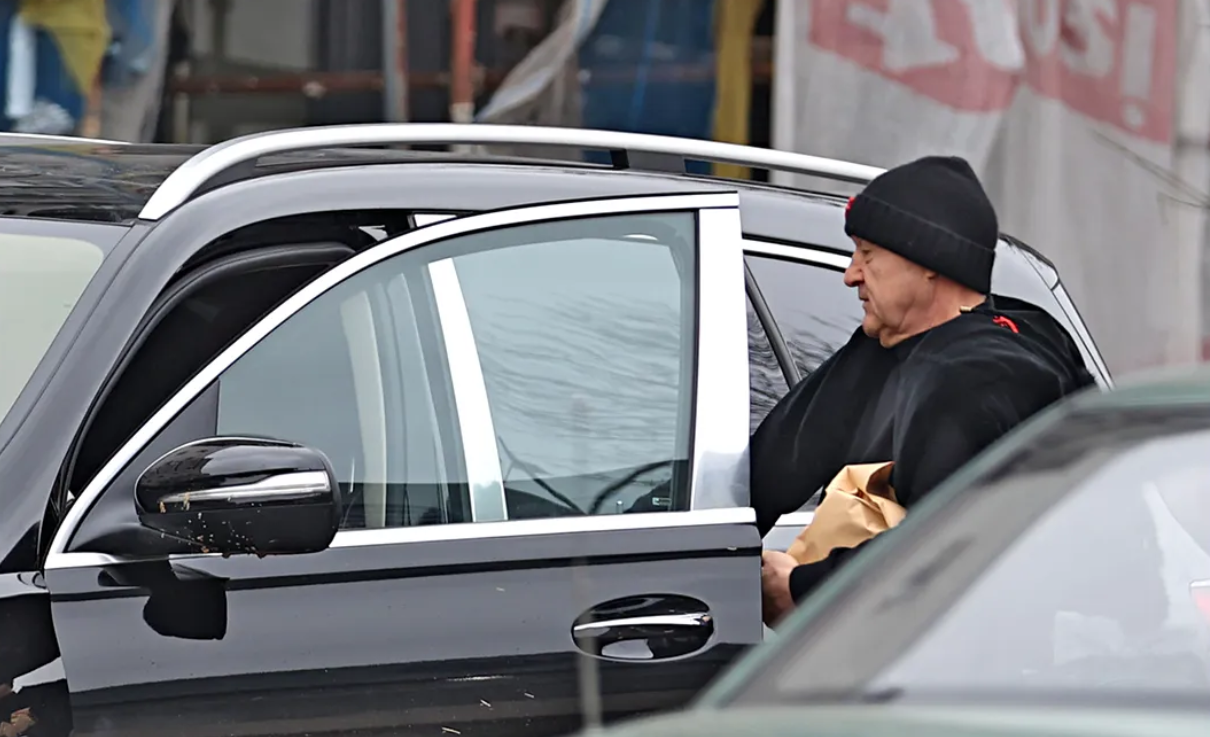 Gigi Becali a dat iar „spargerea” în seiful de la bancă: a cărat ...