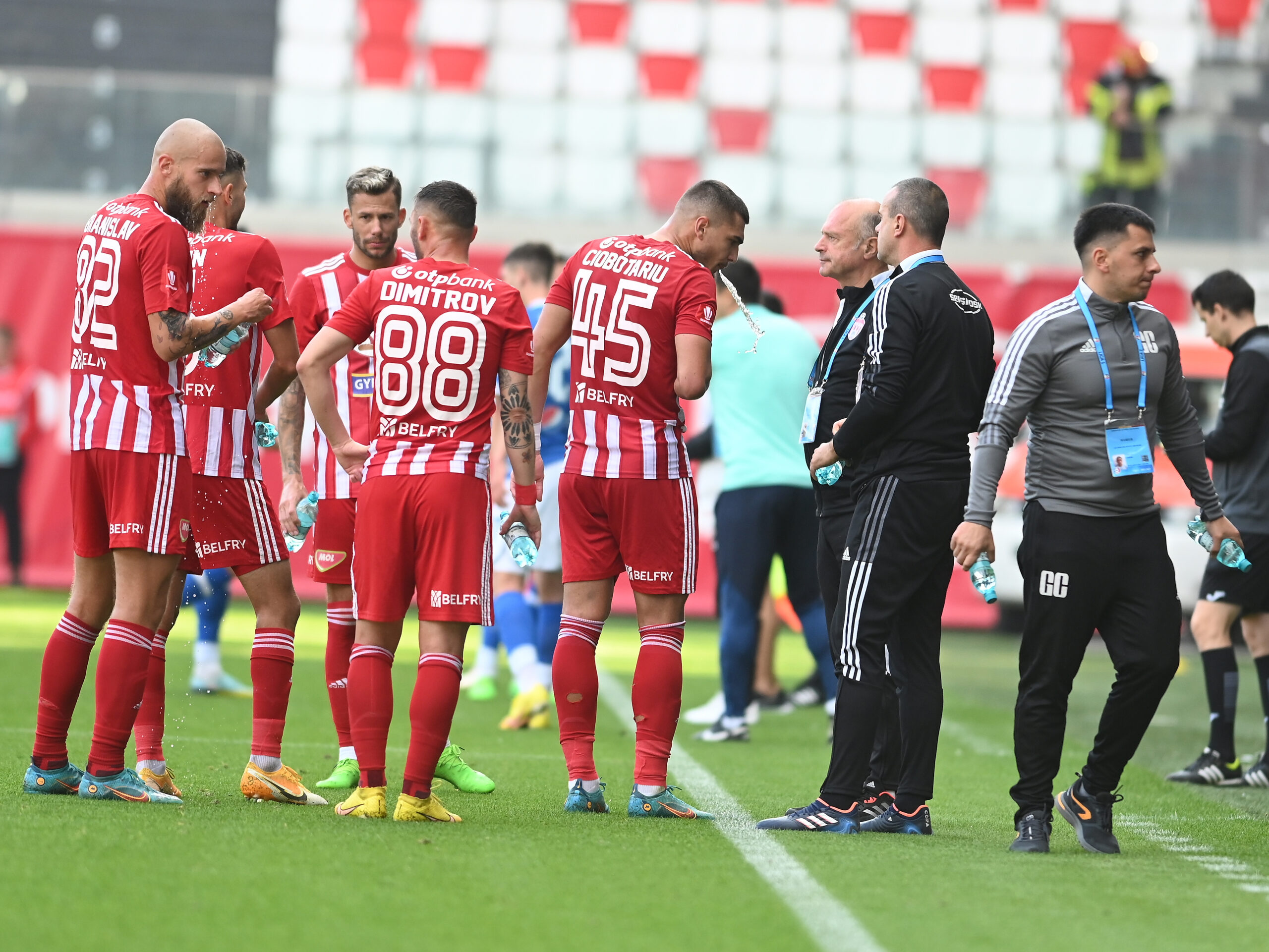 Ultrașii Farului au mers peste jucătorii lui Sepsi OSK la 3 noaptea ...