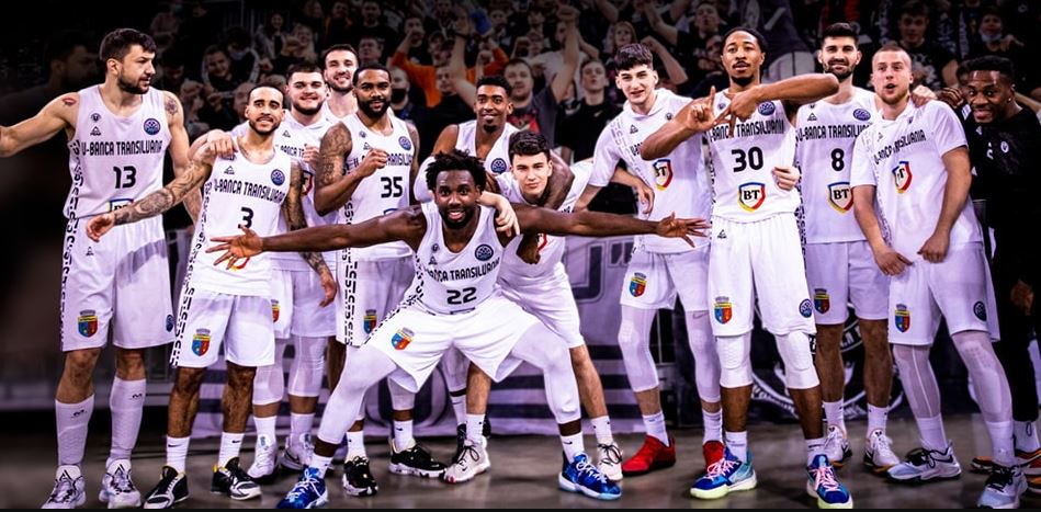 Jucătorii U-BT Cluj și CSM Oradea joacă în frig Cupa României la baschet