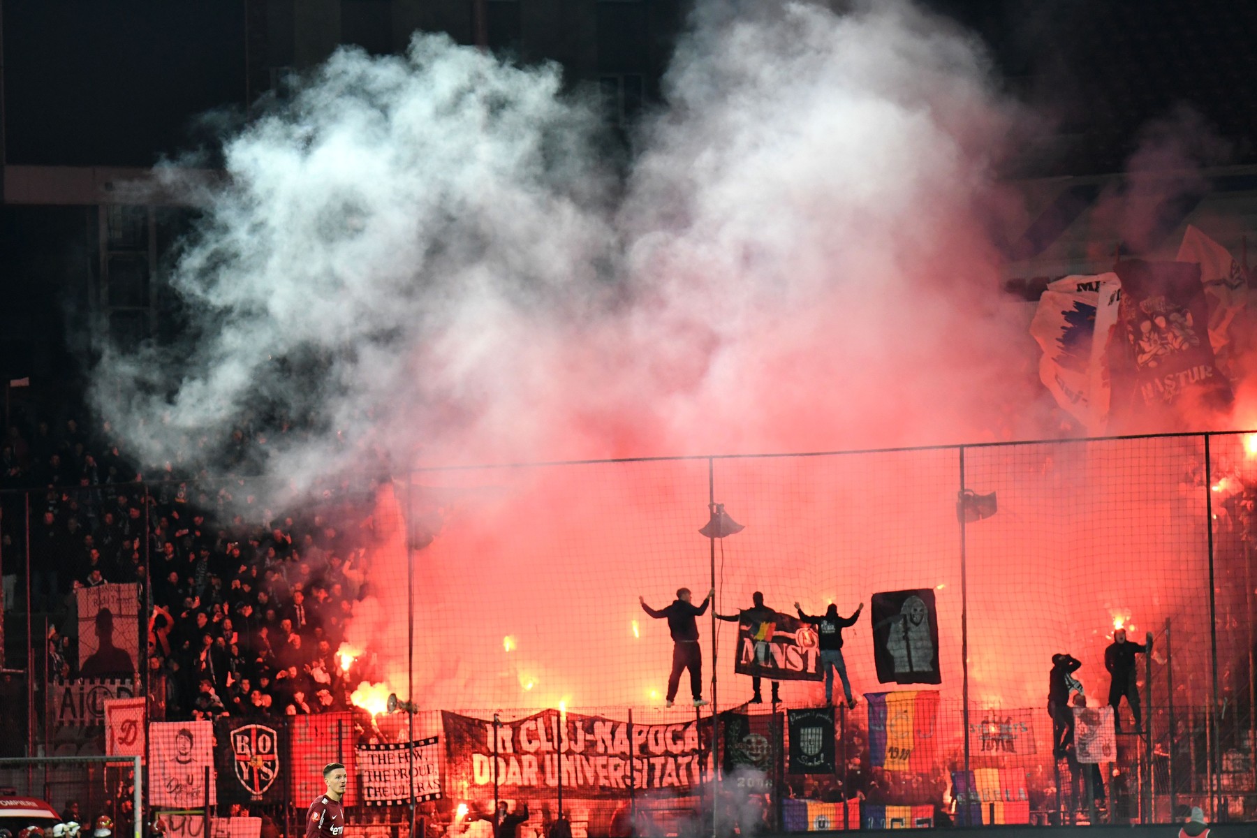 El este superstarul cunoscut de toți românii care ține atât cu U Cluj, cât și cu marea ei rivală ...