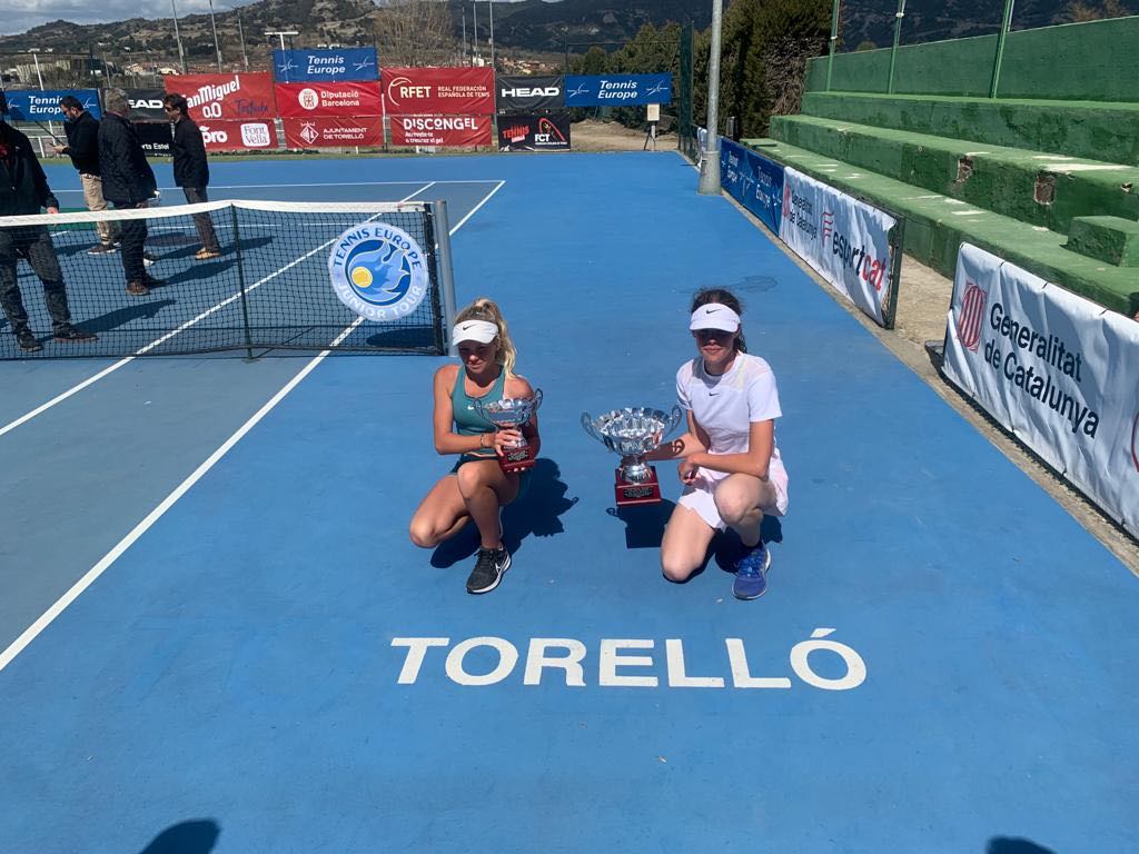 O puștoaică din România antrenată de tatăl ei a învins-o pe eleva lui ...