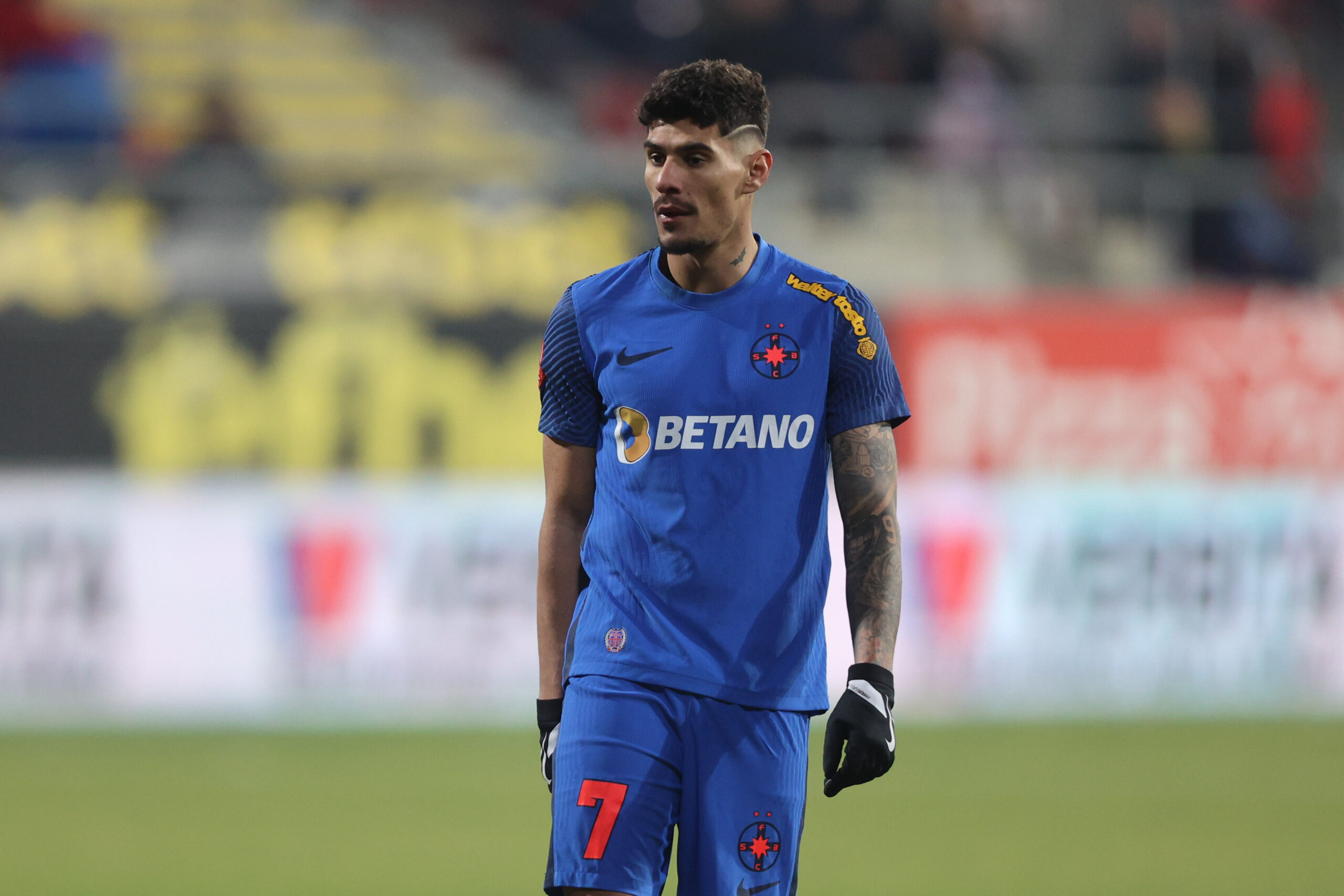 Florinel Coman, gol de senzație în UTA - FCSB! Portarul Kucher n-a avut ...