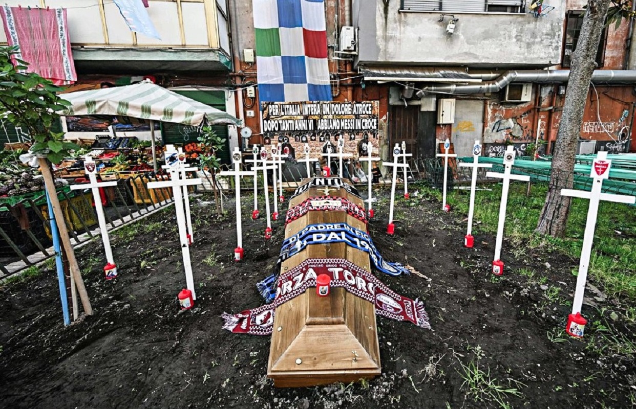 Fanii lui Napoli și-au îngropat rivalii din Serie A! Imagini incredibile