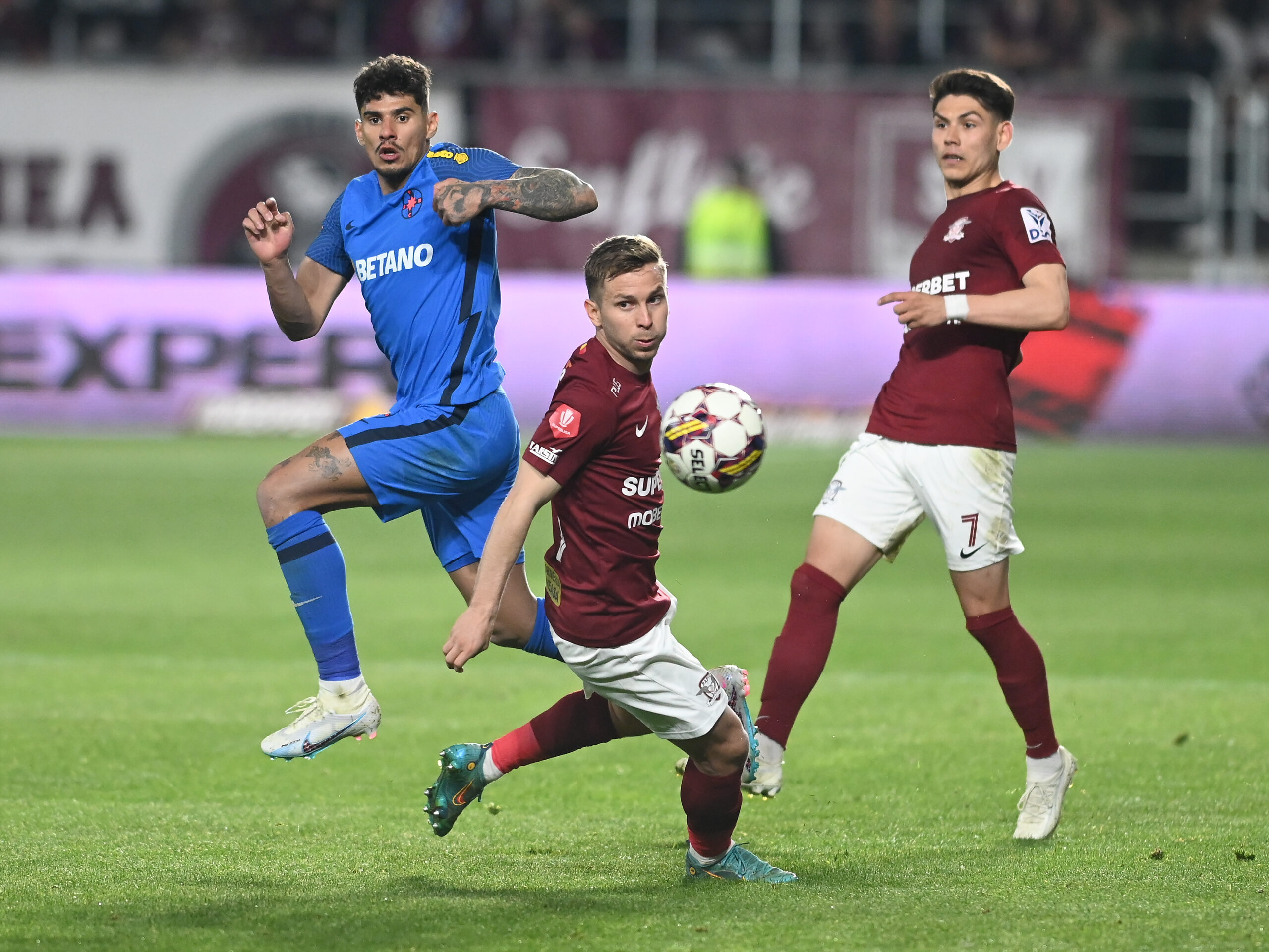 Răzvan Onea, făcut praf după faultul dur asupra lui Florinel Coman!