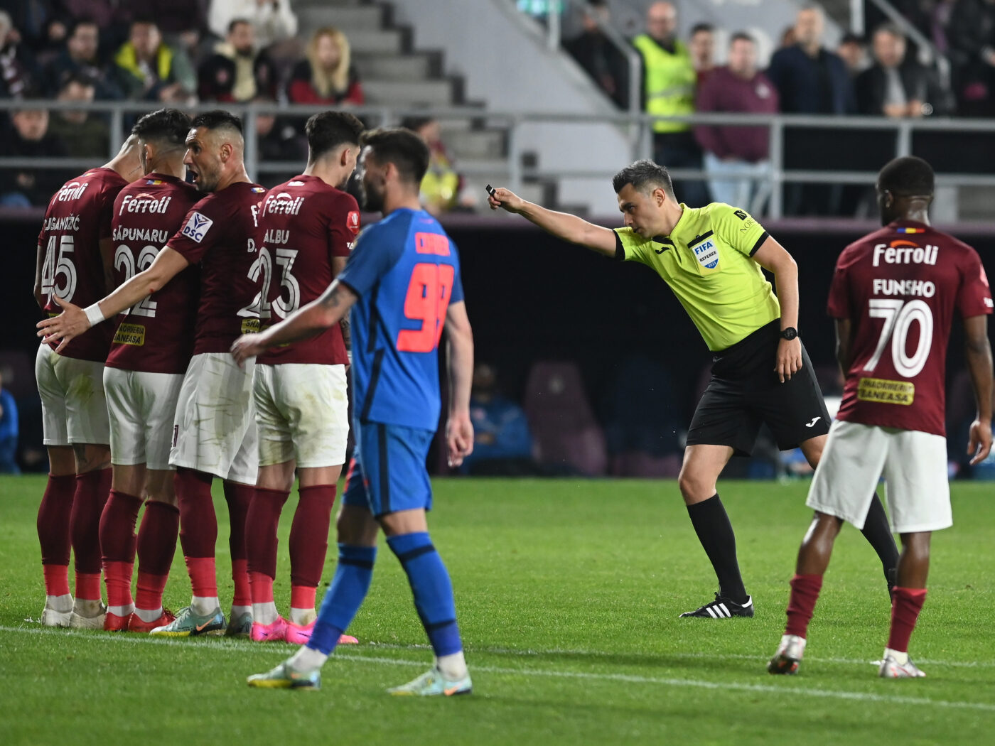Derby-ul FCSB - Rapid cu polemica a două cartonașe roșii