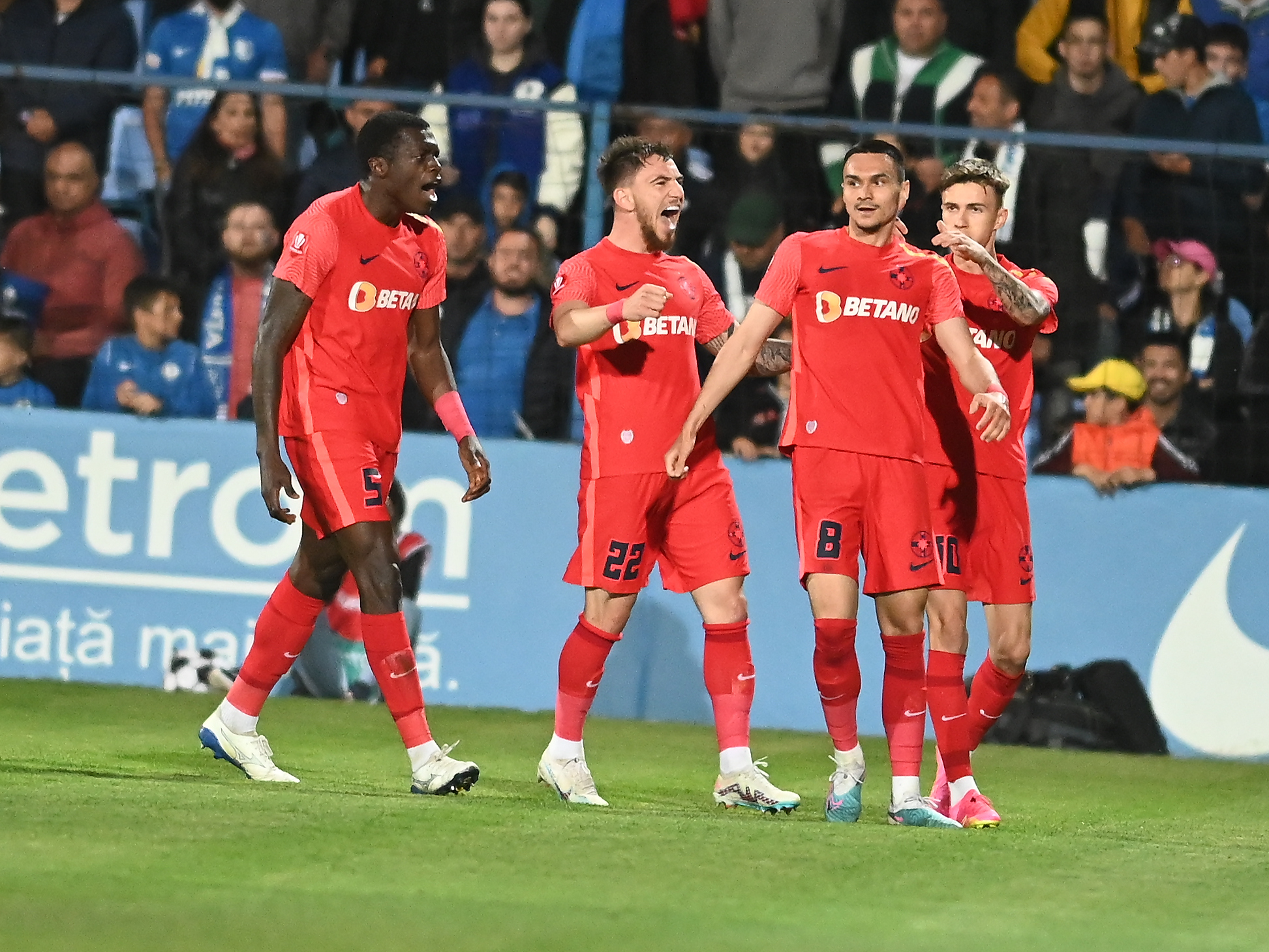 Ce Şut! Execuție fabuloasă a mijlocaşului FCSB! VIDEO