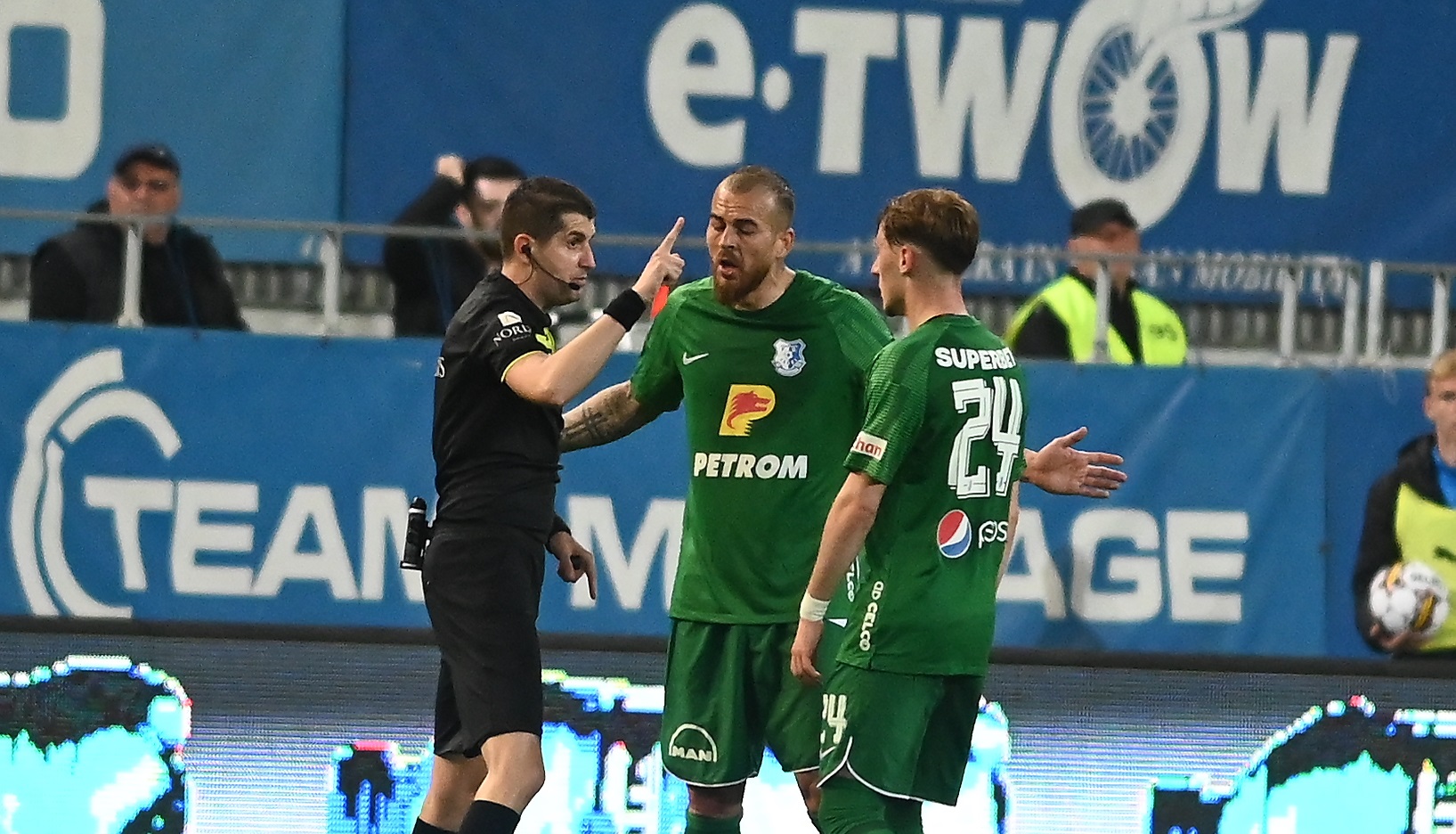 I-ați dat bani lui Denis Alibec să ia roșu?” Gigi Becali, răspuns vehement: „Și un miliard să-i ...