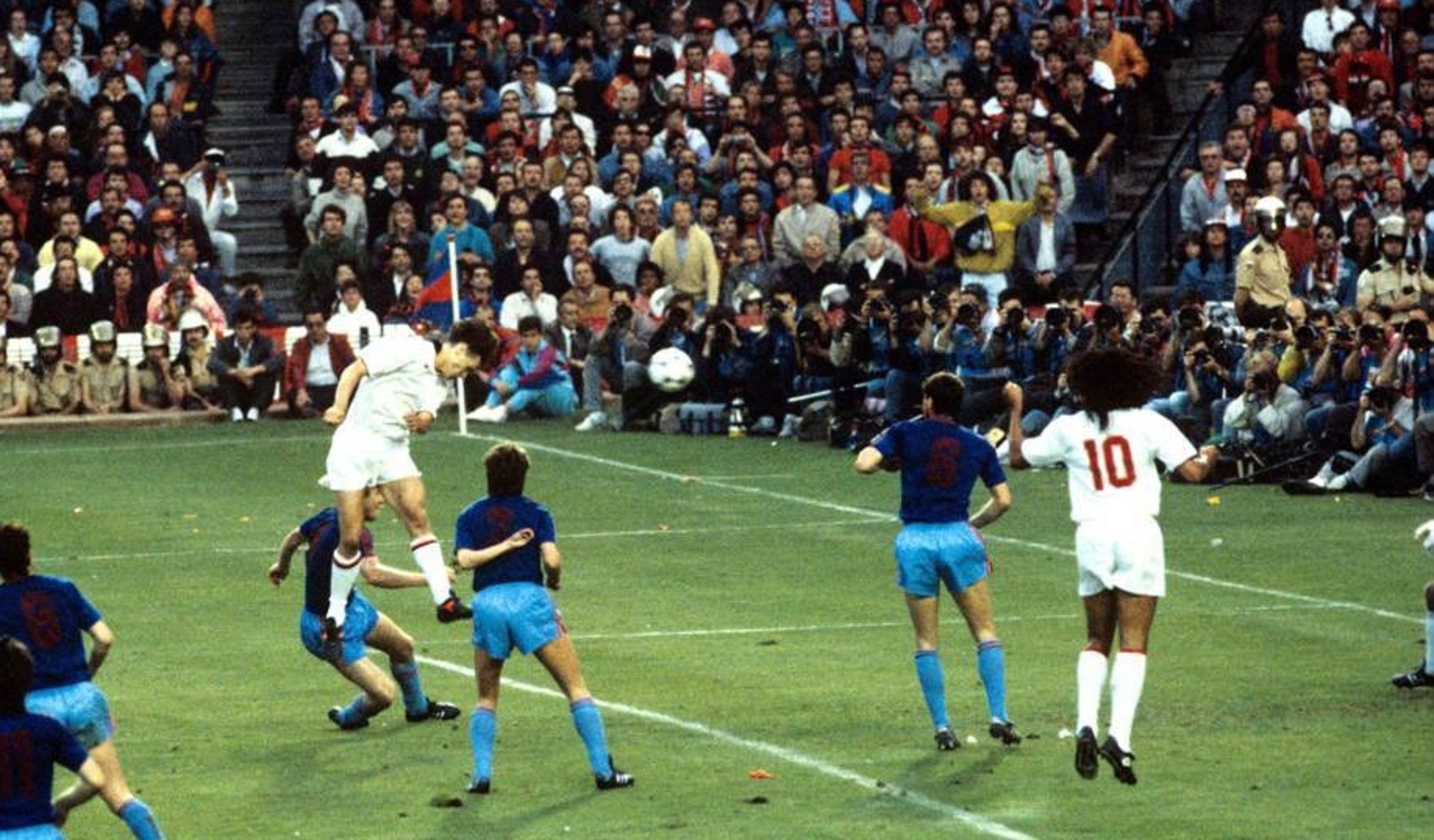 Ziua în care Gullit și Van Basten au făcut instrucție cu Steaua