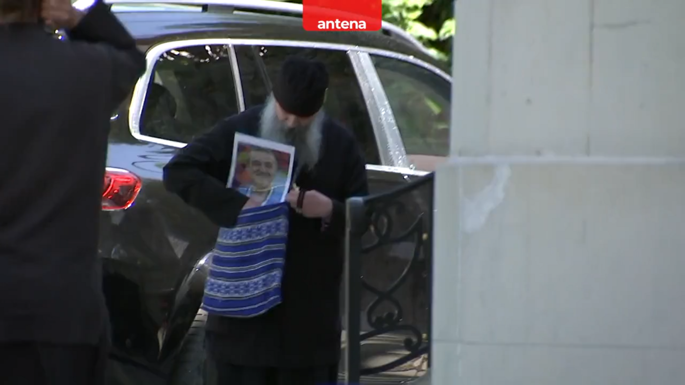 Gigi Becali, gest uriaș după ce un călugăr a venit cu portretul lui