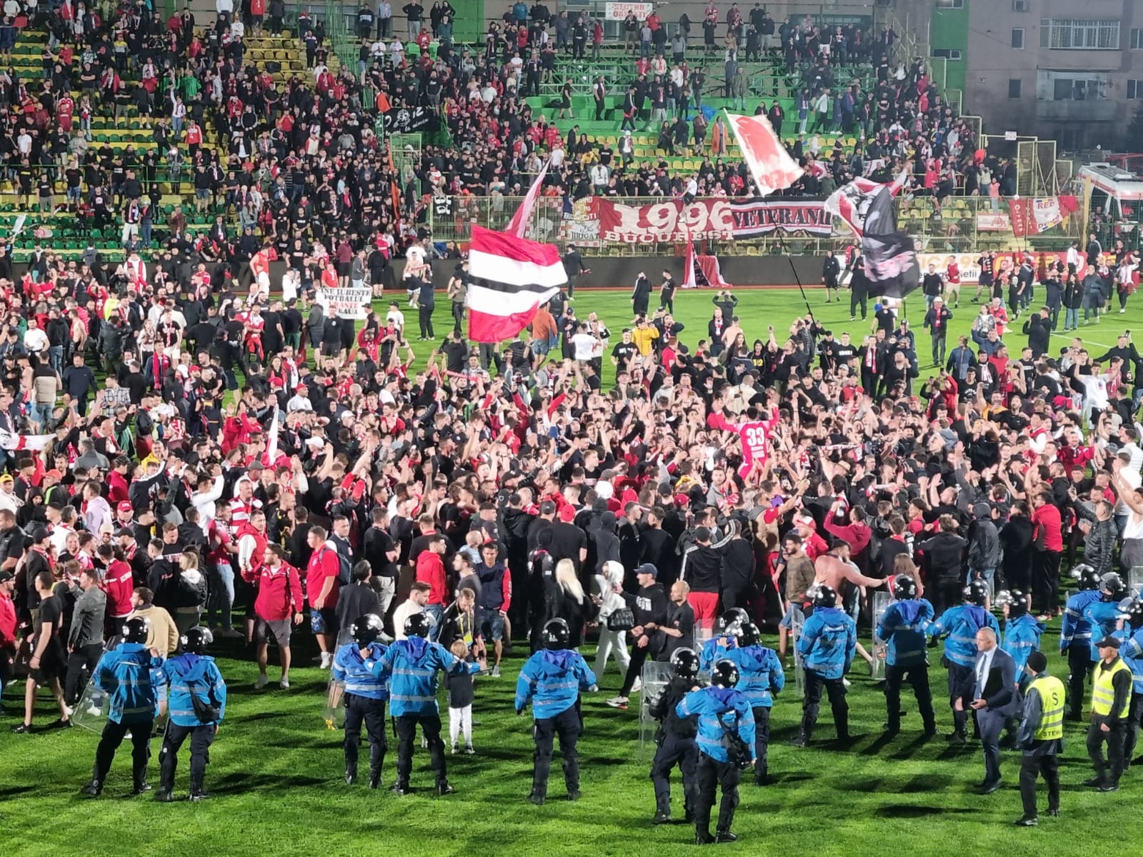 Faceți loc, vin câinii roșii! Promovarea lui Dinamo în Superliga a ...