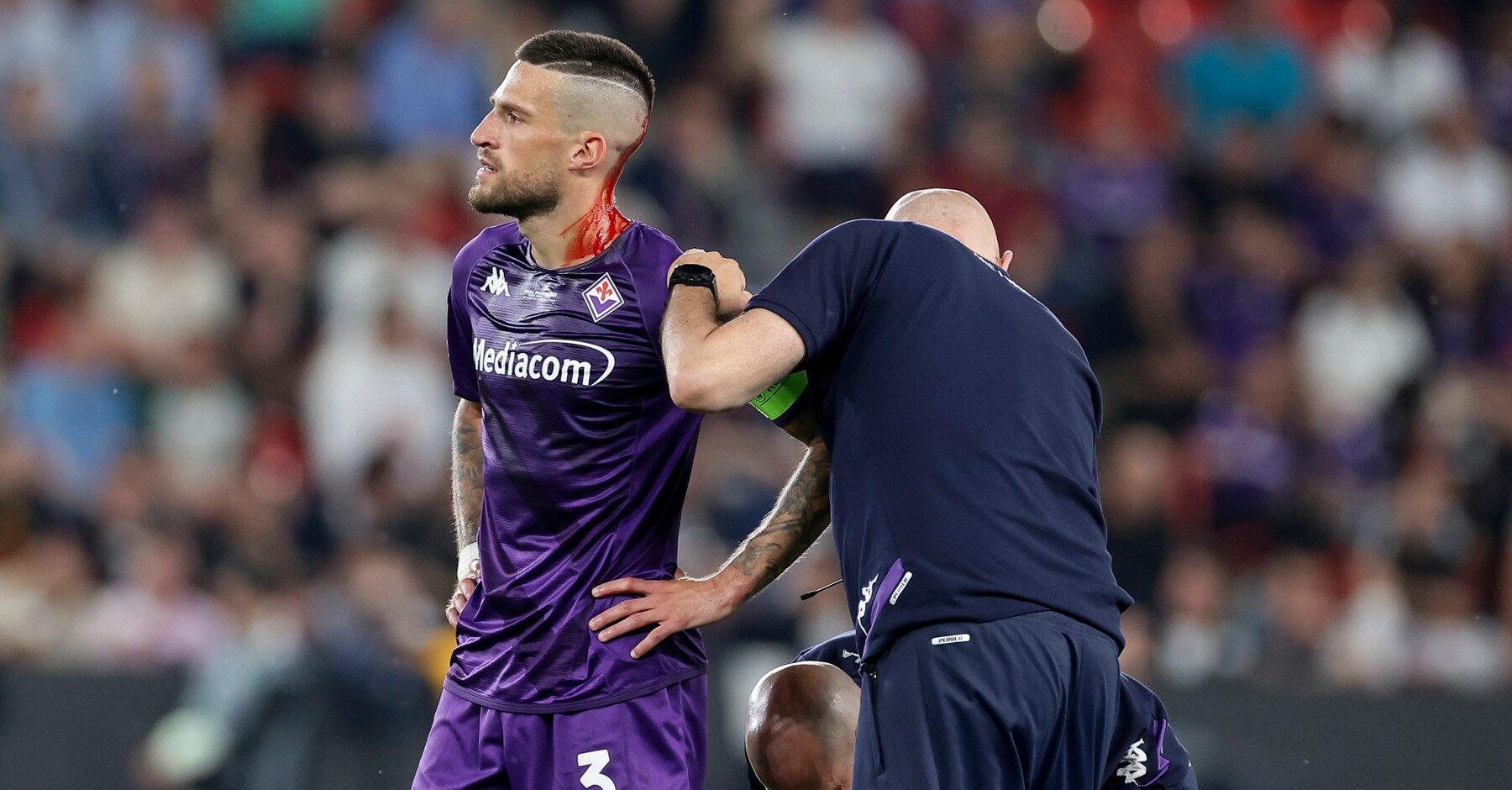 Fanii lui West Ham i-au spart capul lui Biraghi de la Fiorentina