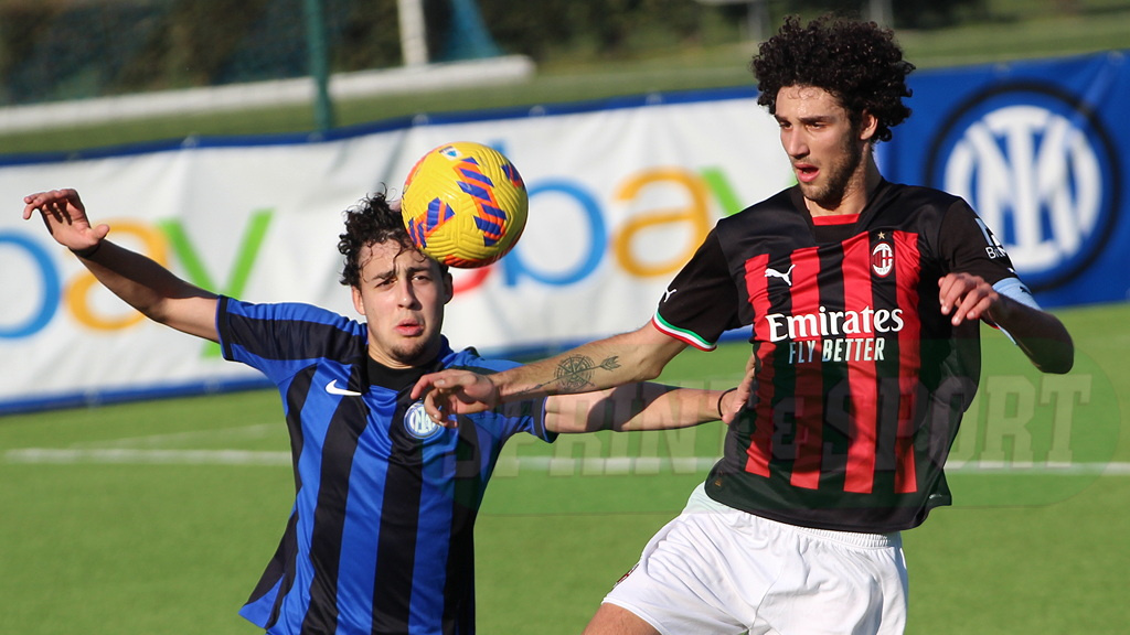 Un fundaș român de 18 ani, dorit în Serie A!