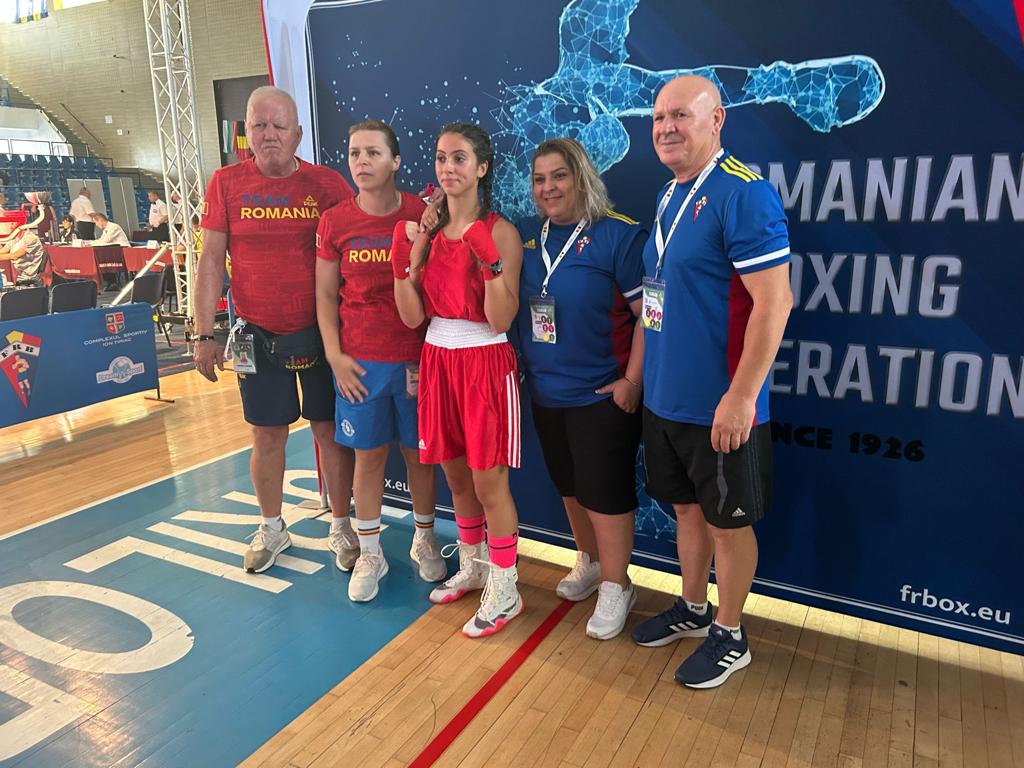 România face senzație în boxul juvenil