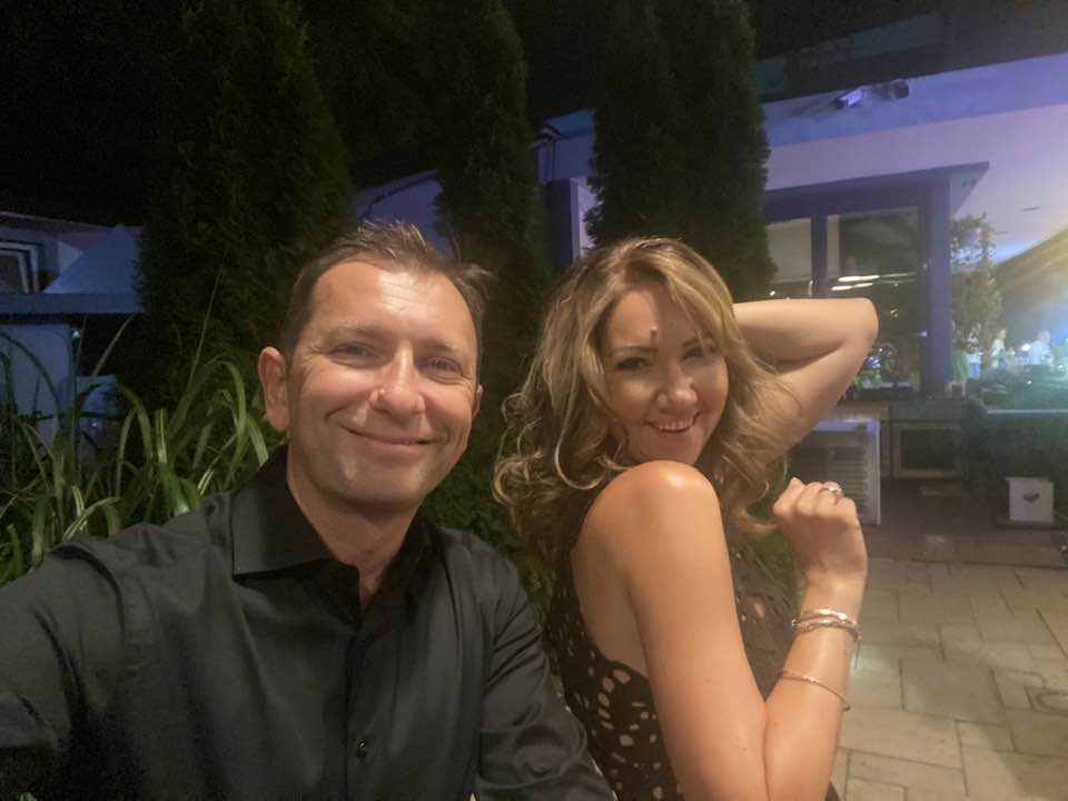 În pat cu „dușmanul”. Soția acționarului de la Dinamo e fan FCSB