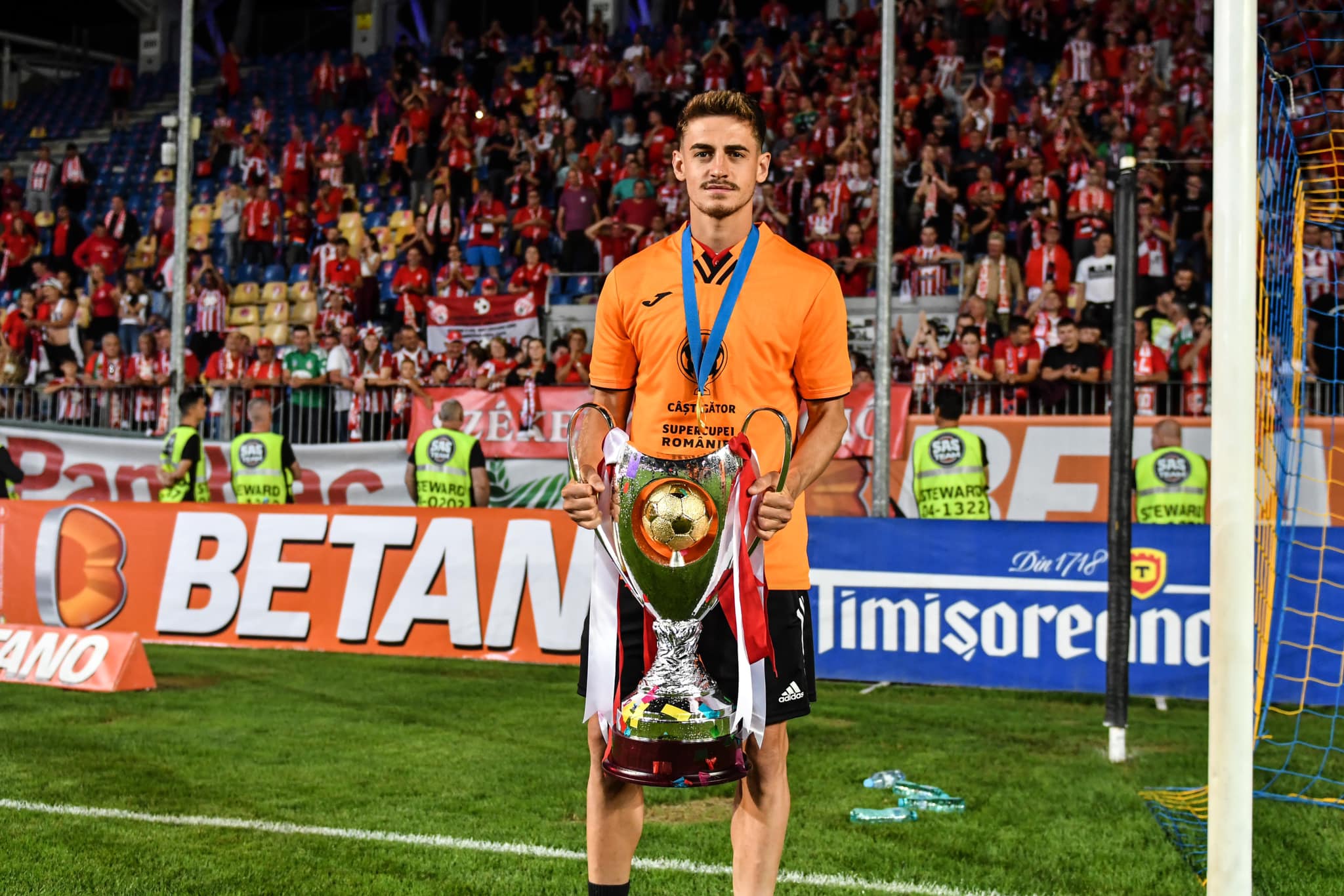 Povestea emoționantă a fotbalistului Rareș Ispas. În copilărie a făcut ...