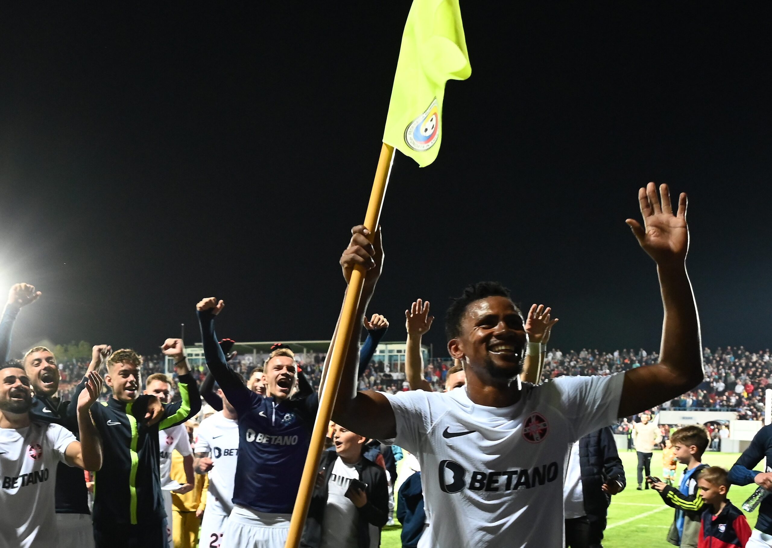 Sud-africanii, în extaz după primul gol al lui Ngezana în tricoul lui ...