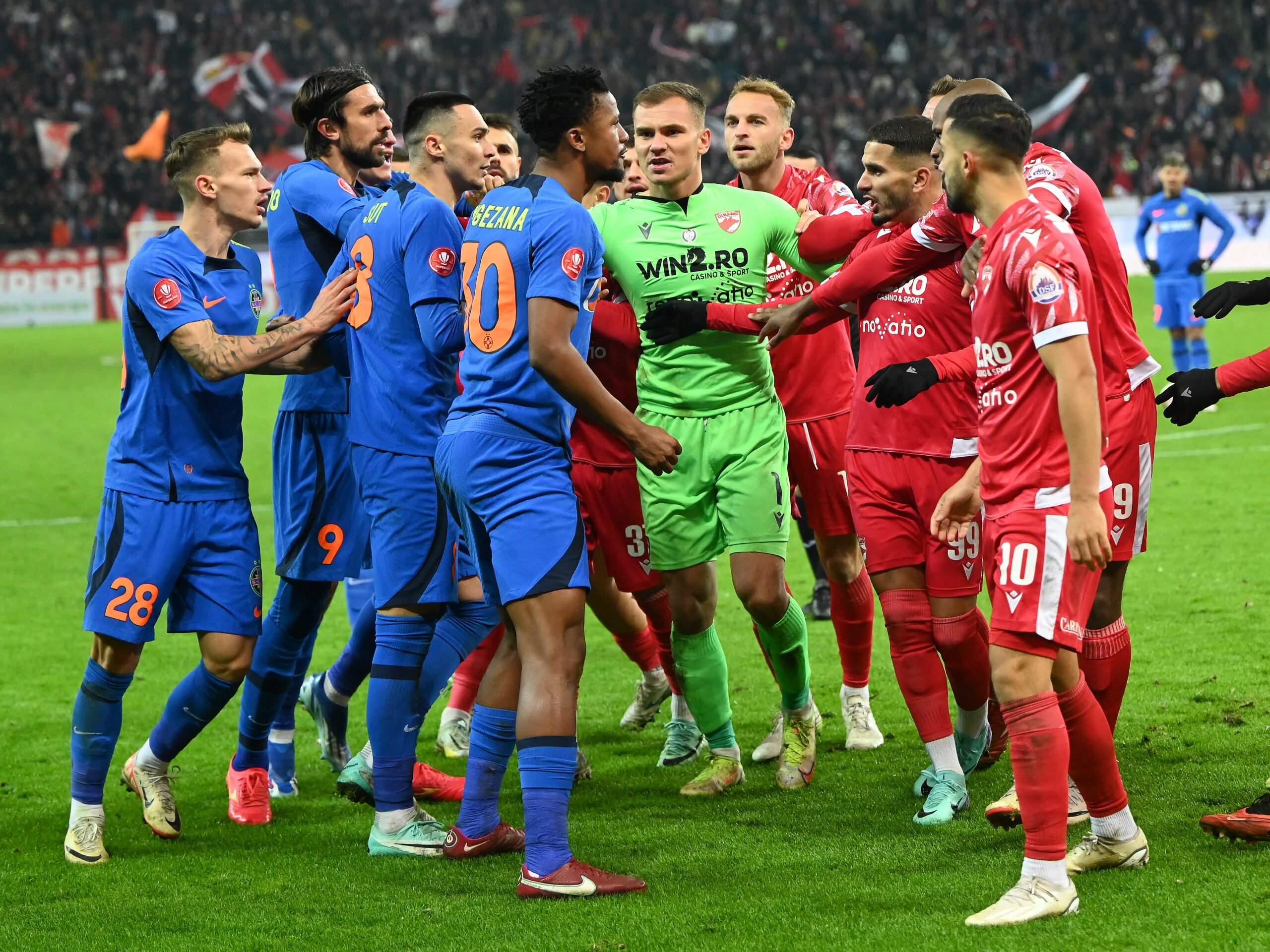 Ce nu s-a văzut la TV în derby-ul Dinamo - FCSB