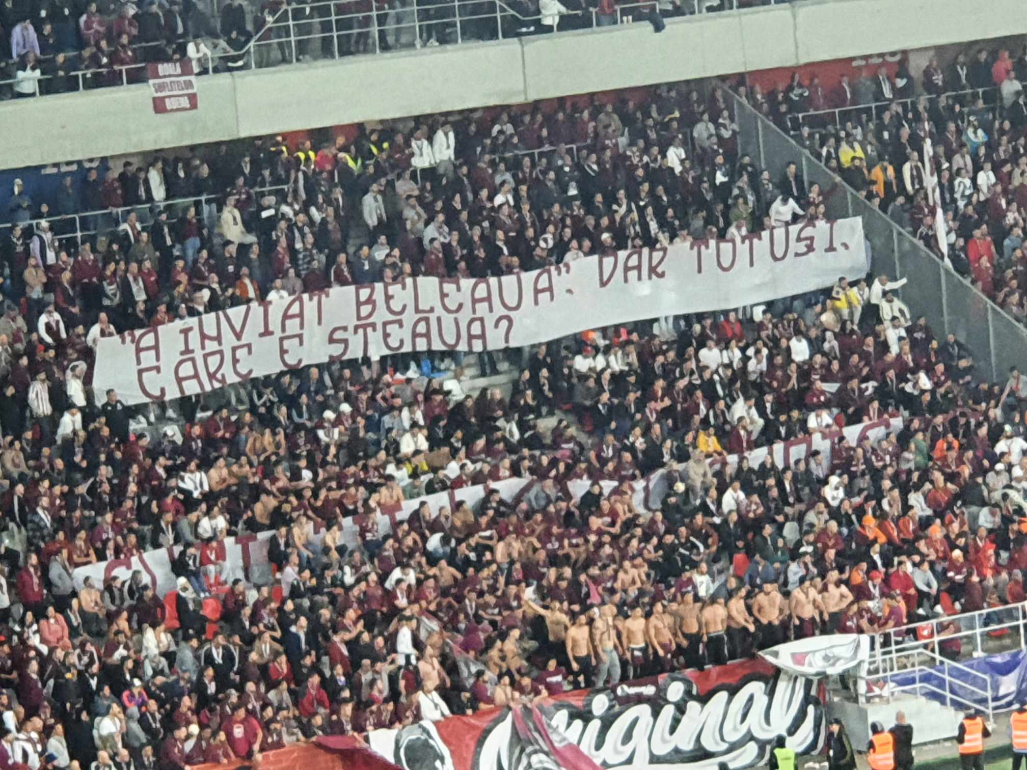 Duelul ultrașilor în CSA Steaua - Rapid! Ce bannere au afișat cele două ...