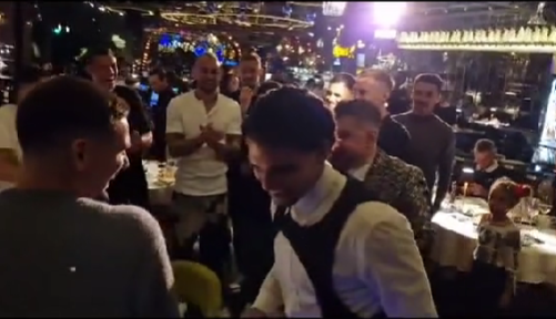 Hagi jr., cum nu a mai fost văzut vreodată! Dă dedicații manelistului ...