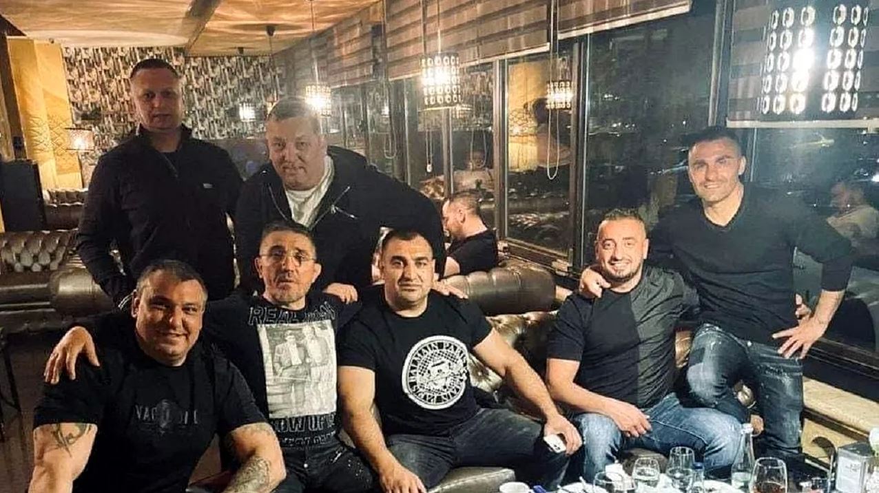 Cum încearcă liderii clanului interlop Caran să „dribleze” faptul că nu ...