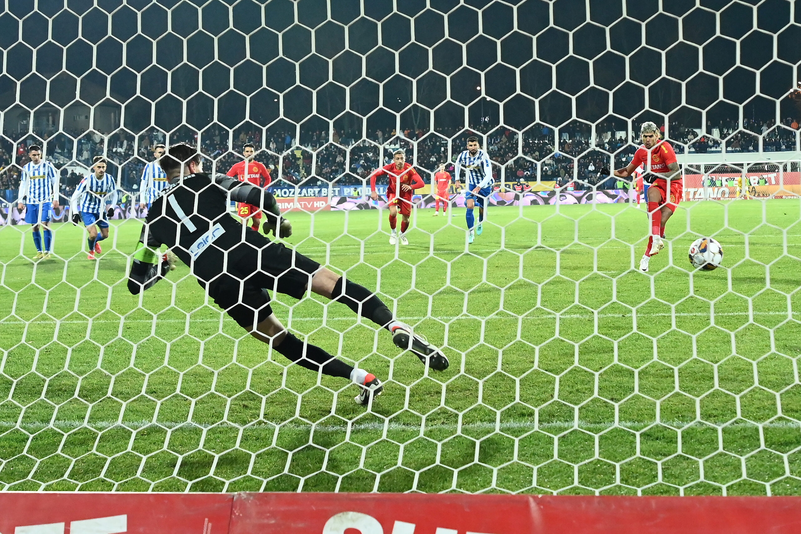 Poli Iași l-a adus pe portarul pe care FCSB spera să ia milioane