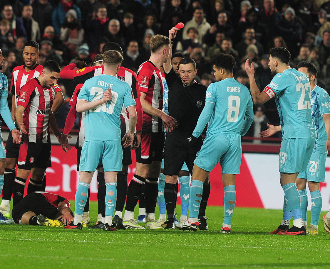 Ce este cartonașul roșu rotund din fotbal și de ce îl arată arbitrii! E ...