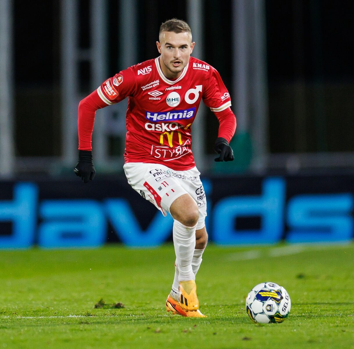 Dinamo forțează transferul unui mijlocaș central suedez!