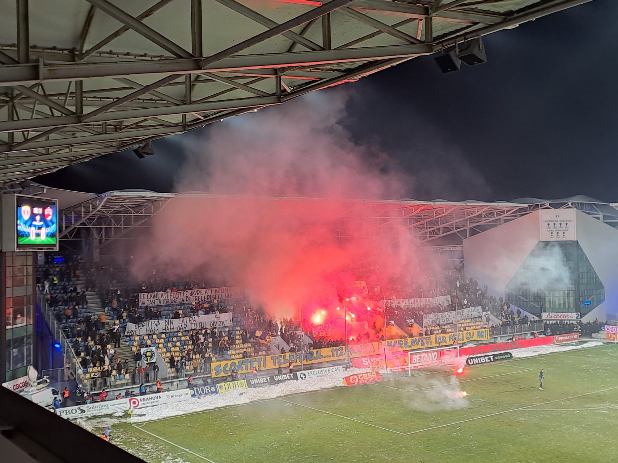Meci întrerupt pe „Ilie Oană”! Fanii Petrolului au aruncat cu torțe și fumigene pe teren la ...