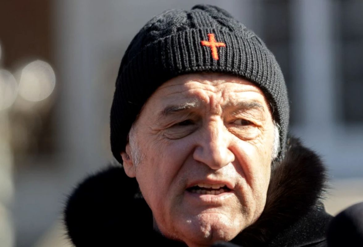 Cât costă acum un fes călugăresc în stilul lui Gigi Becali