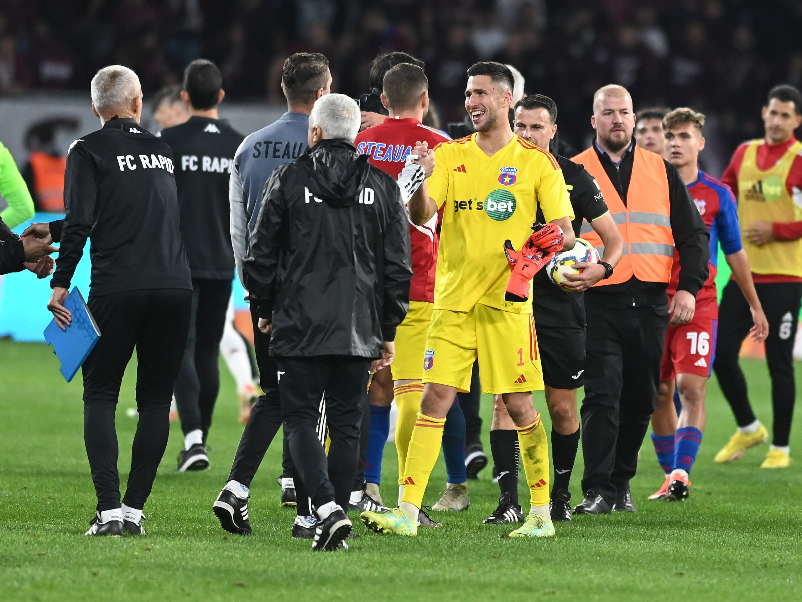 CSA Steaua pierde un jucător: clubul din Superliga l-a cerut înapoi ...