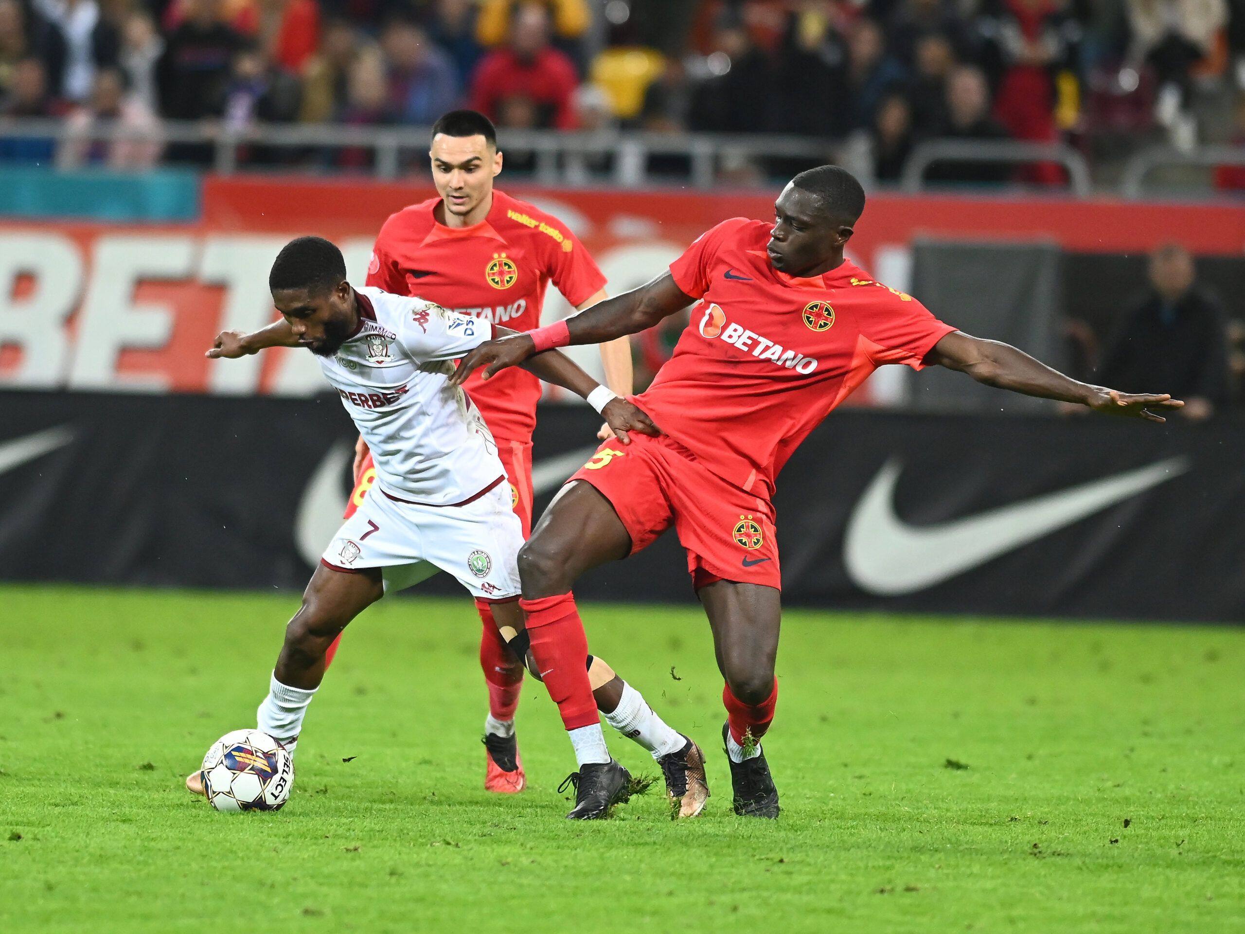 Analiza luptei pentru titlu dintre FCSB și Rapid. Va fi crunt