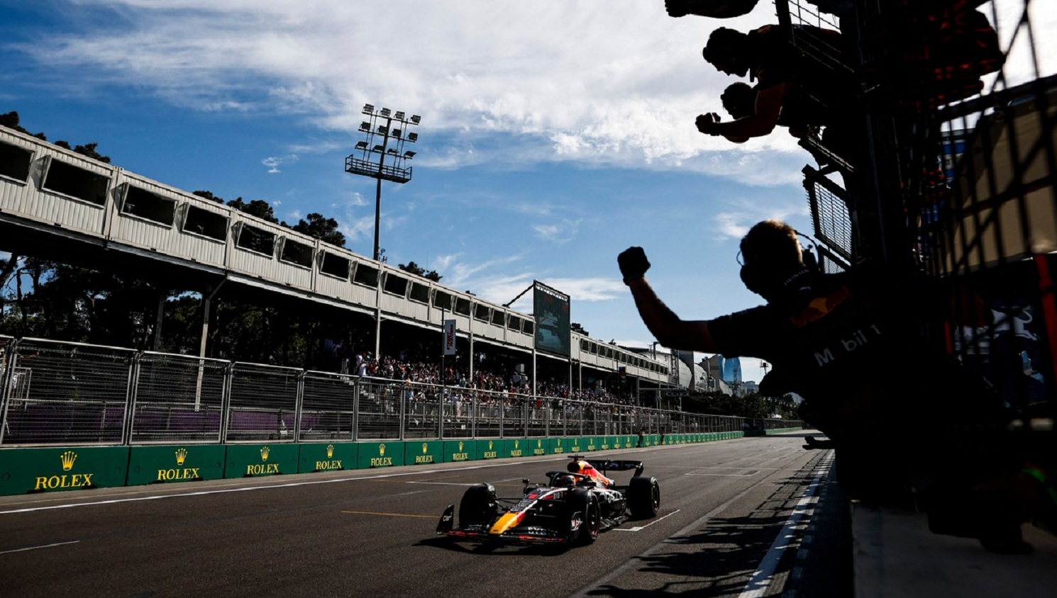 Cea mai rapidă dronă din lume zboară cu 350 km/h pentru a filma bolizii din Formula 1. Se ...