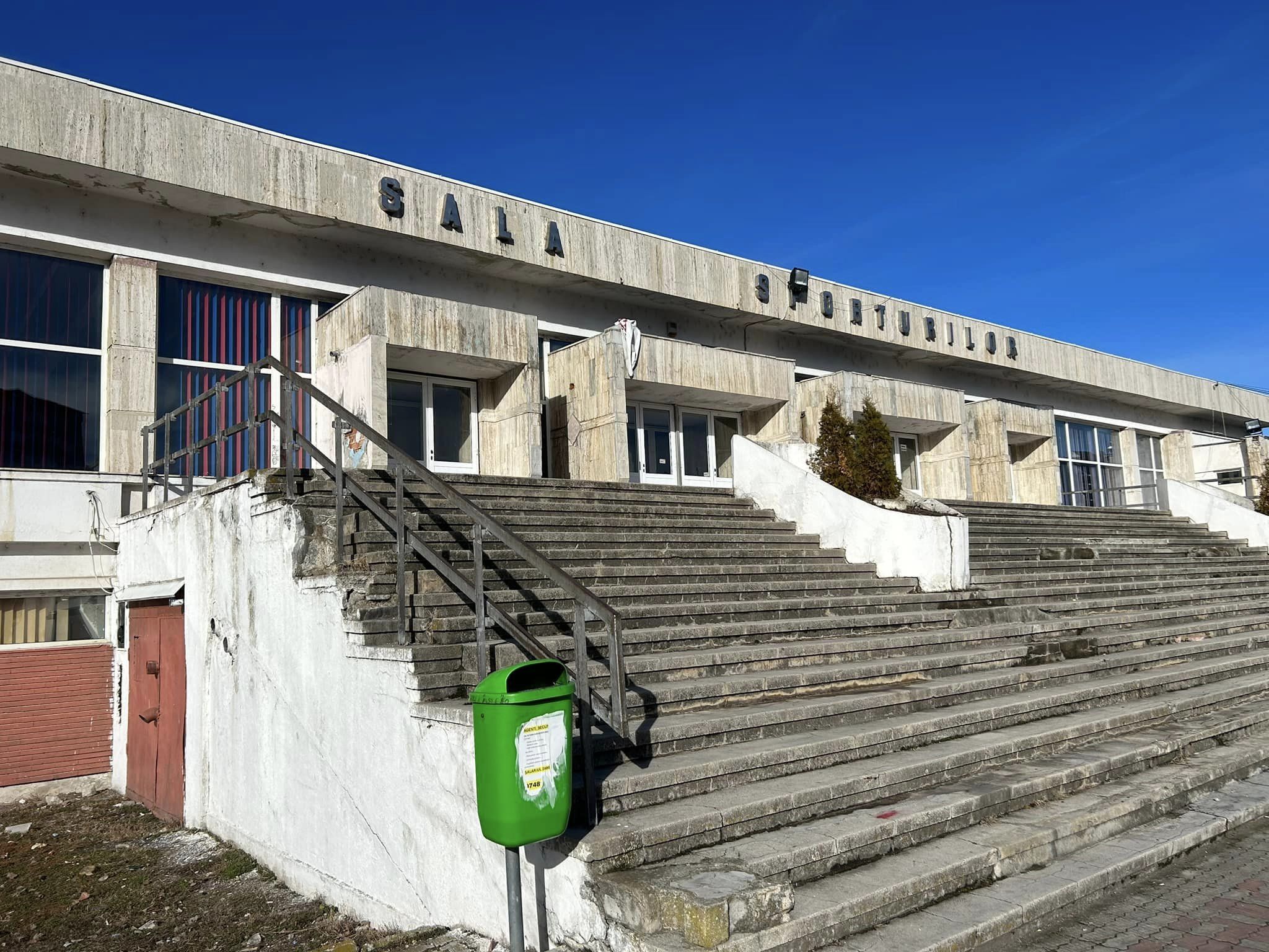 Cea mai nouă Sală Polivalentă din România se construiește din pix și cartoane colorate, cu bani ...