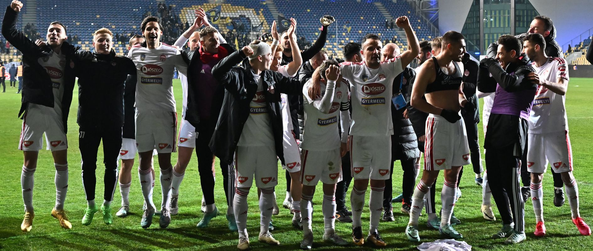 Laszlo Dioszegi, patronul lui Sepsi, merge peste jucători în vestiar cu o sacoșă plină de euro