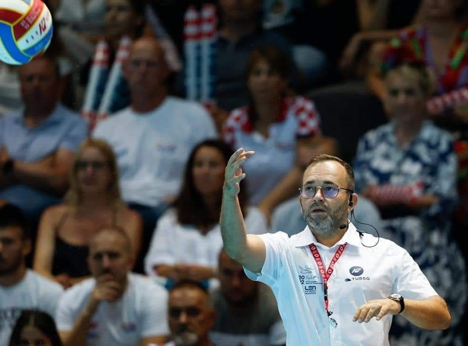 Un arbitru de polo pe apă ajunge pentru a patra oară consecutiv la ...