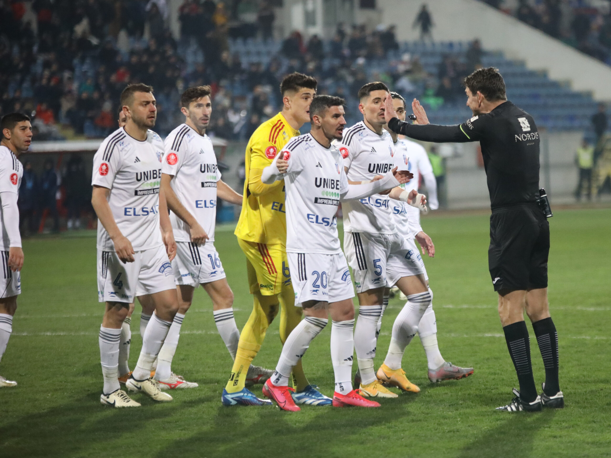 Trei arbitri, excluși de la meciurile din Superliga!