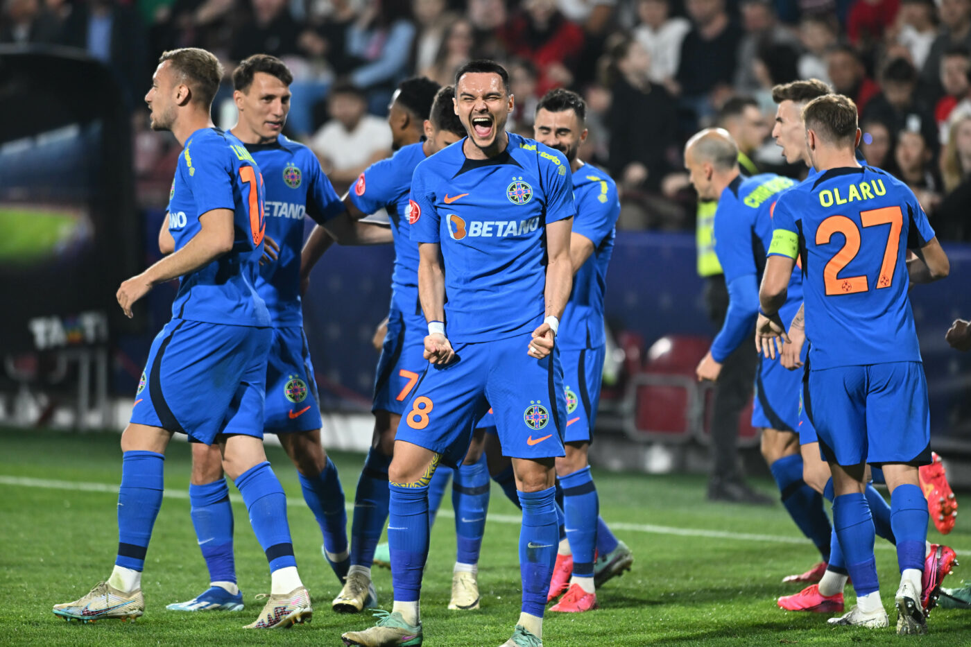 Ce s-a întâmplat la pauza meciului CFR - FCSB în vestiarul echipei lui ...