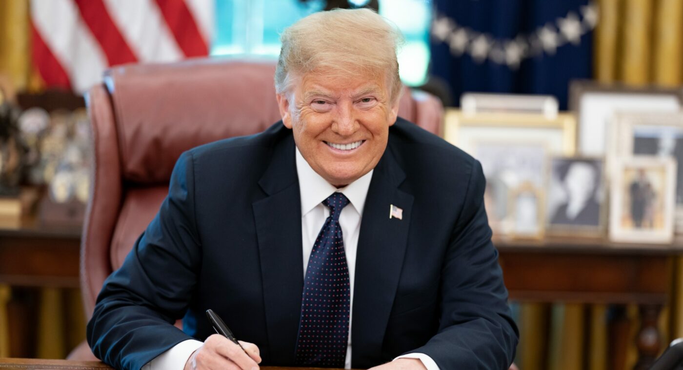 Donald Trump e atacat dur pentru că s-a apucat să vândă Biblia!