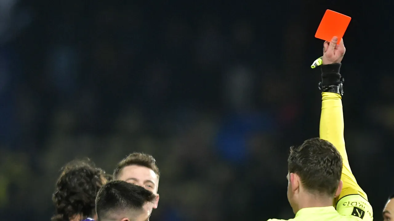 Imagini halucinante: un celebru arbitru e filmat în timp ce fură un ...