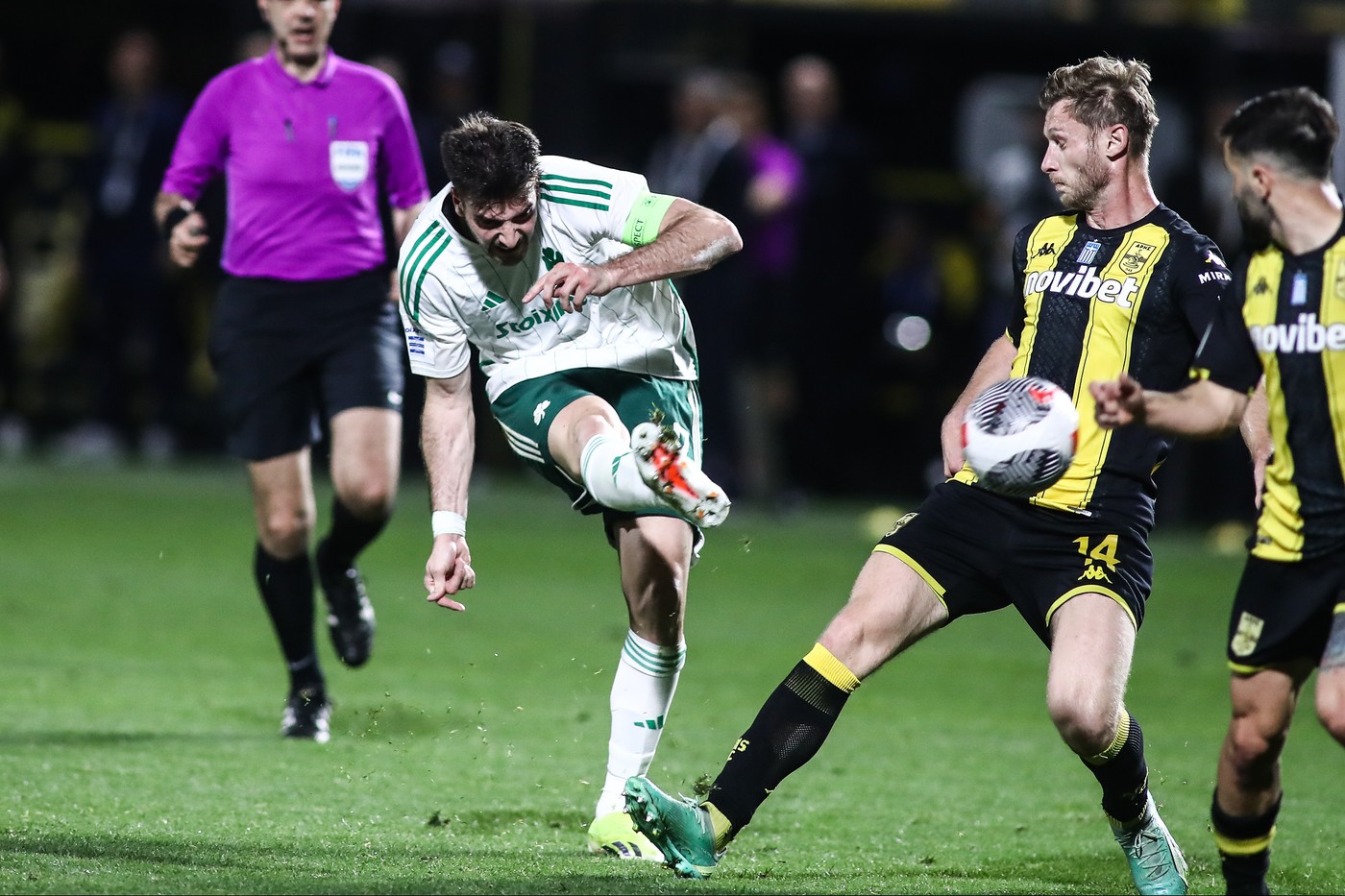 Au luat-o razna de tot în Grecia: fotbaliștii și antrenorul lui Aris au ...