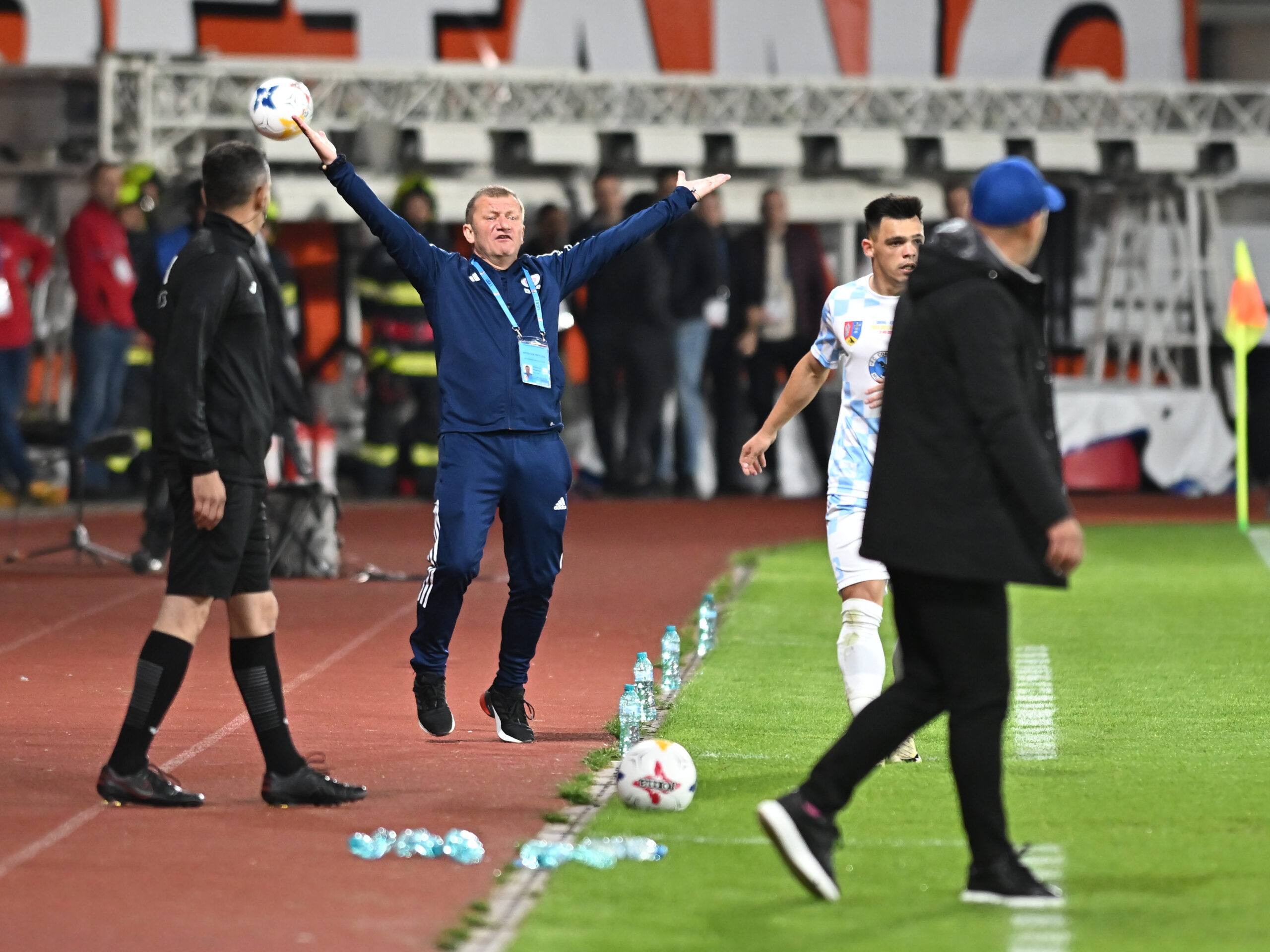 Dorinel Munteanu nu a mai rezistat tensiunii și a plecat la vestiare după primele două serii de ...