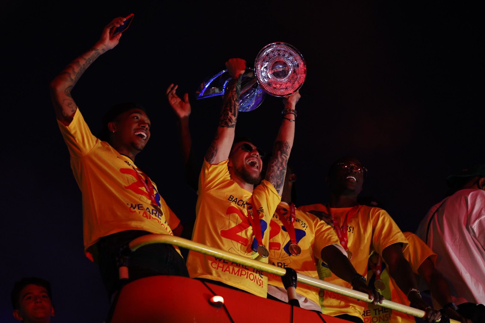 Imagini fabuloase cu jucătorii FCSB pe autocarul decapotabil, în drum spre Ateneu! Ce au scandat ...